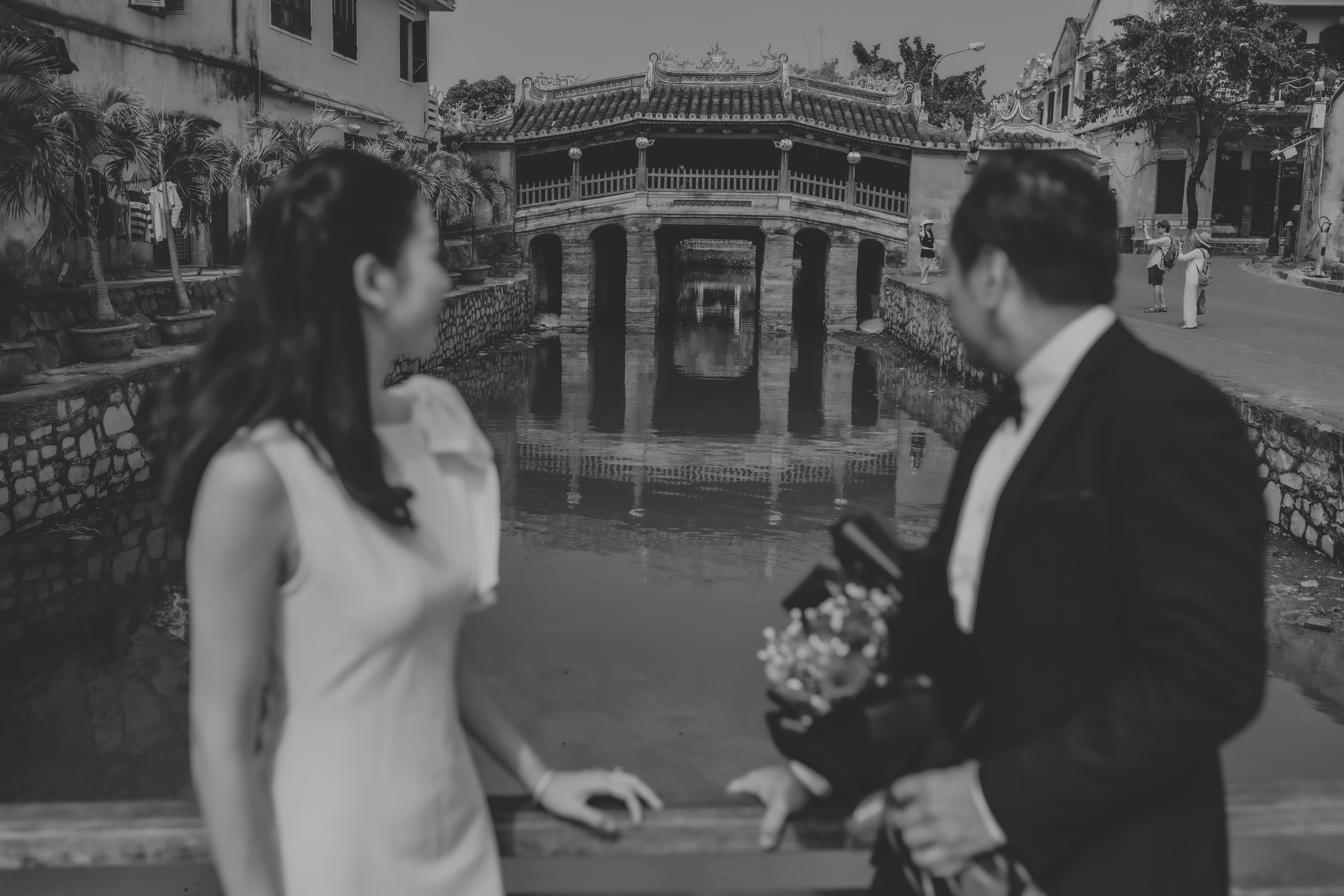 Veiled vows by the water gate