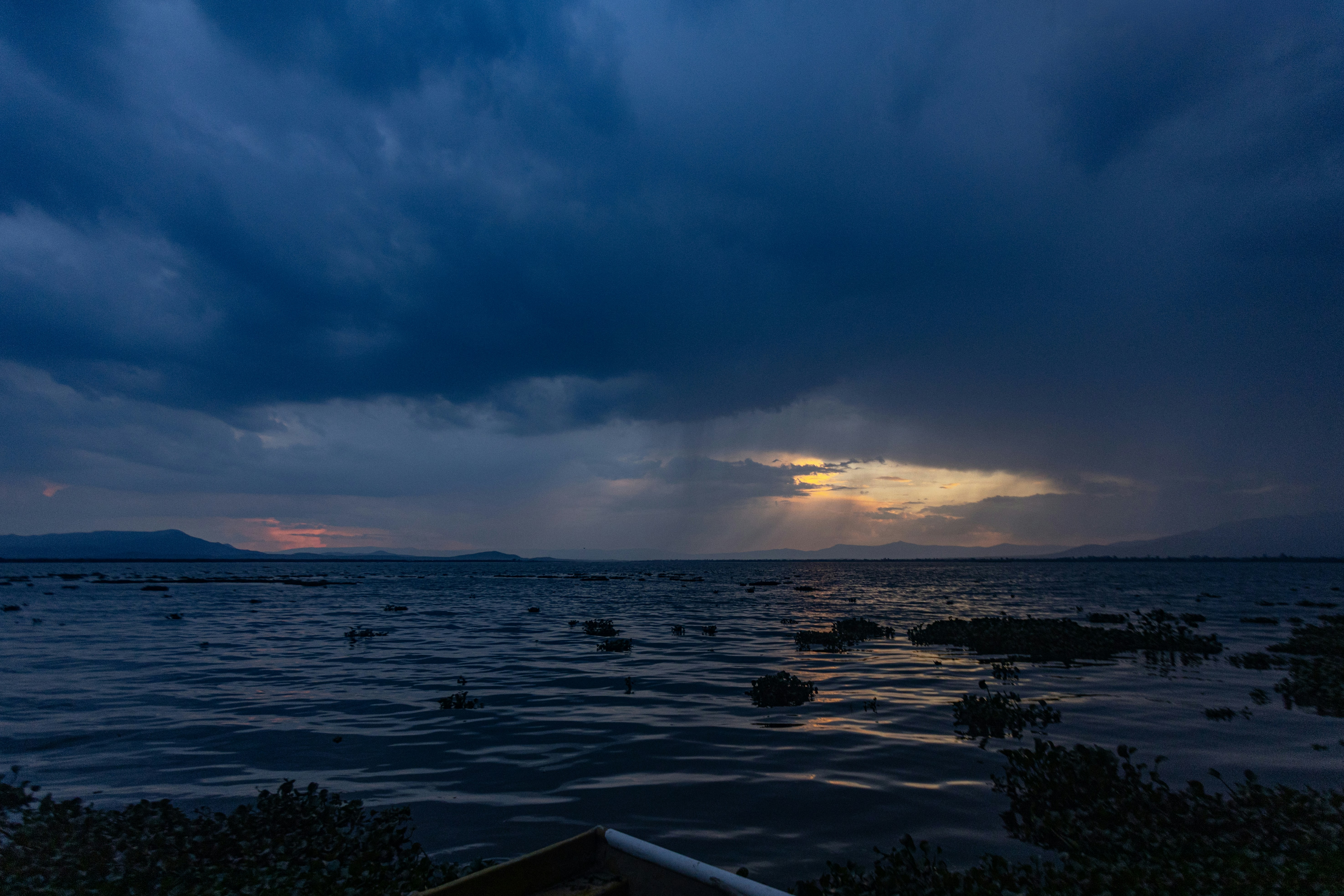 Dusk Over a Quiet Tide: Clouds Lean Toward the Horizon