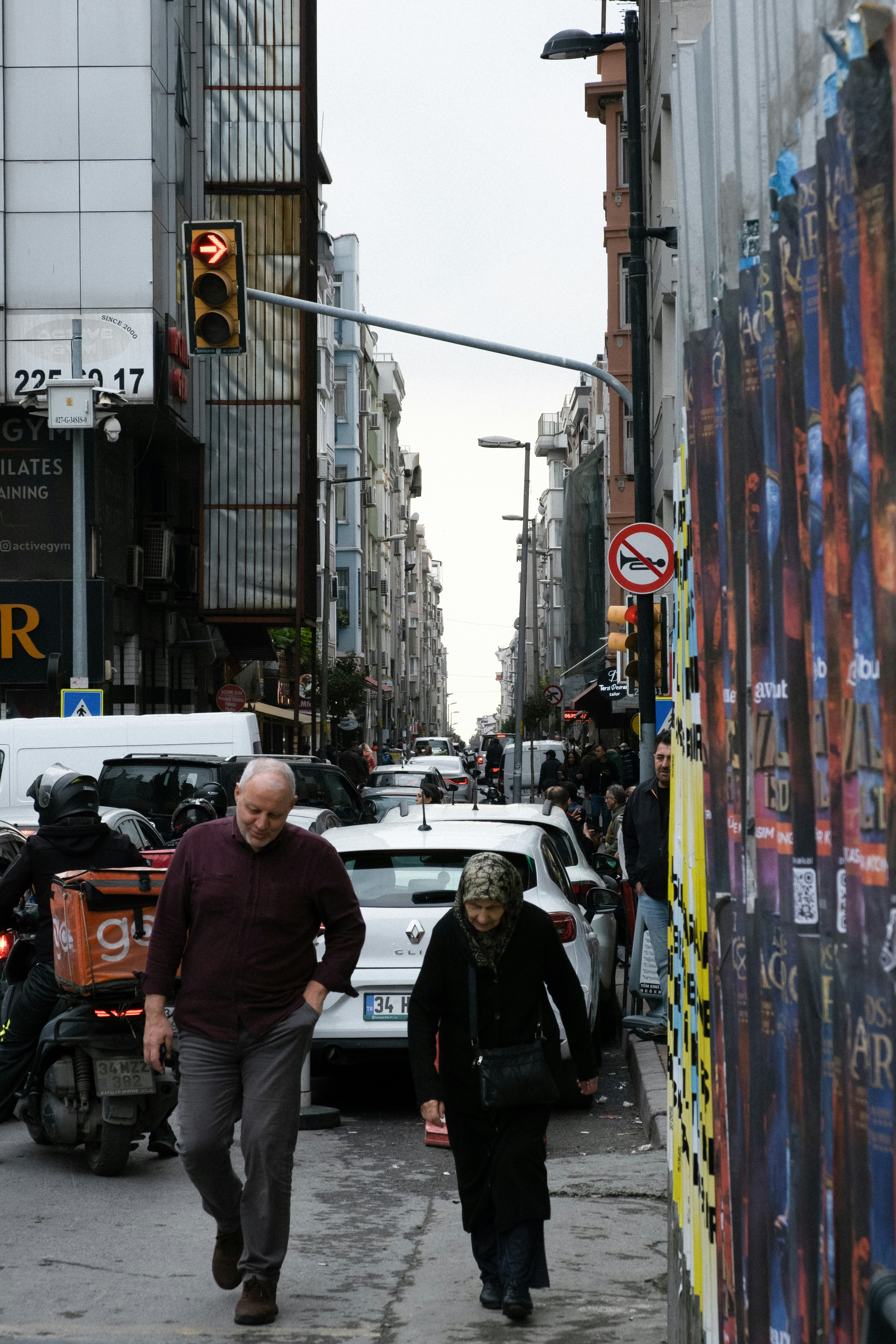 Crossing a City Corridor: Pedestrians in a Bustling Street