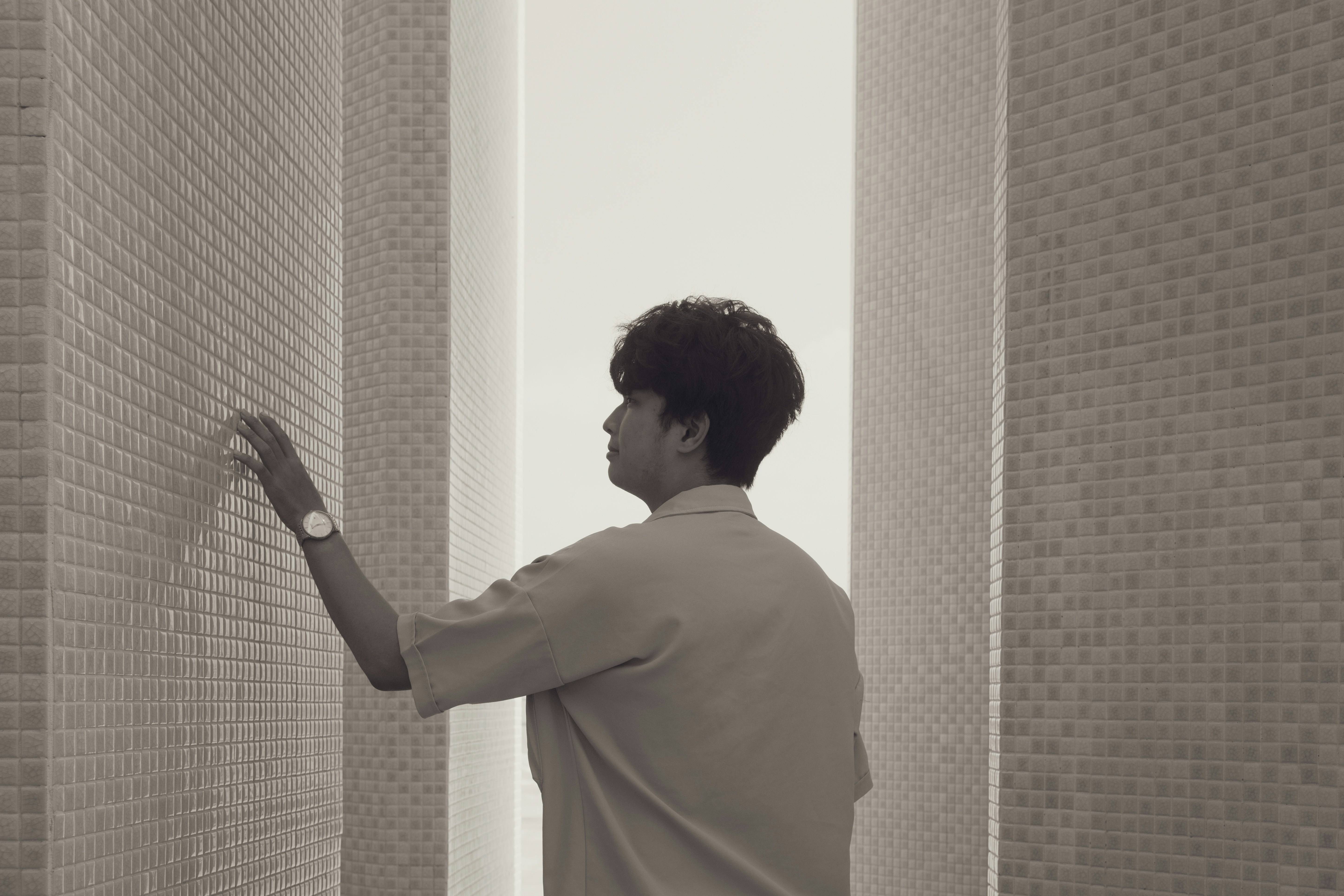 Between Light and Wall: A Portrait in Narrow Illumination