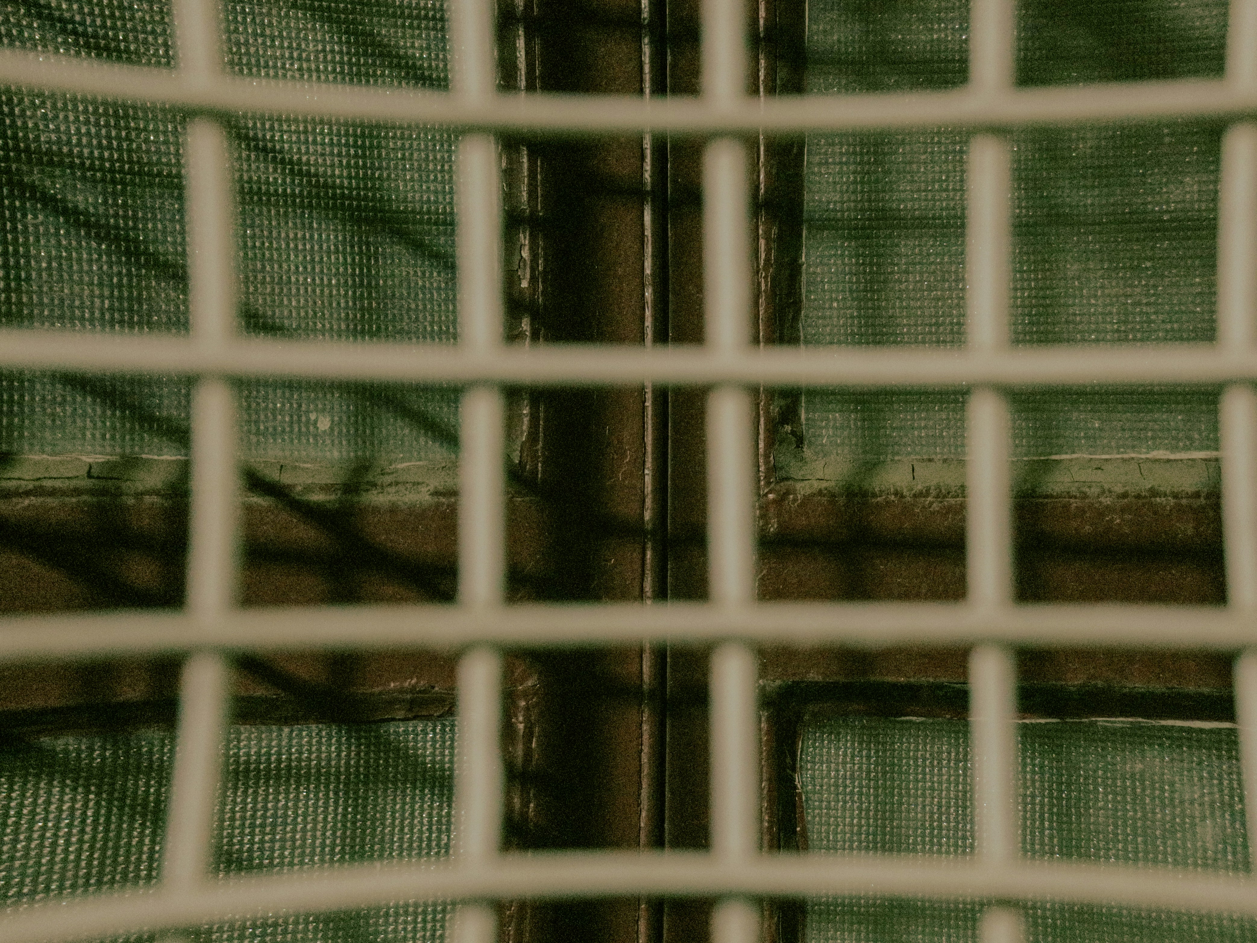 Gridlock in Focus: A Hidden Window Through Metal Veils