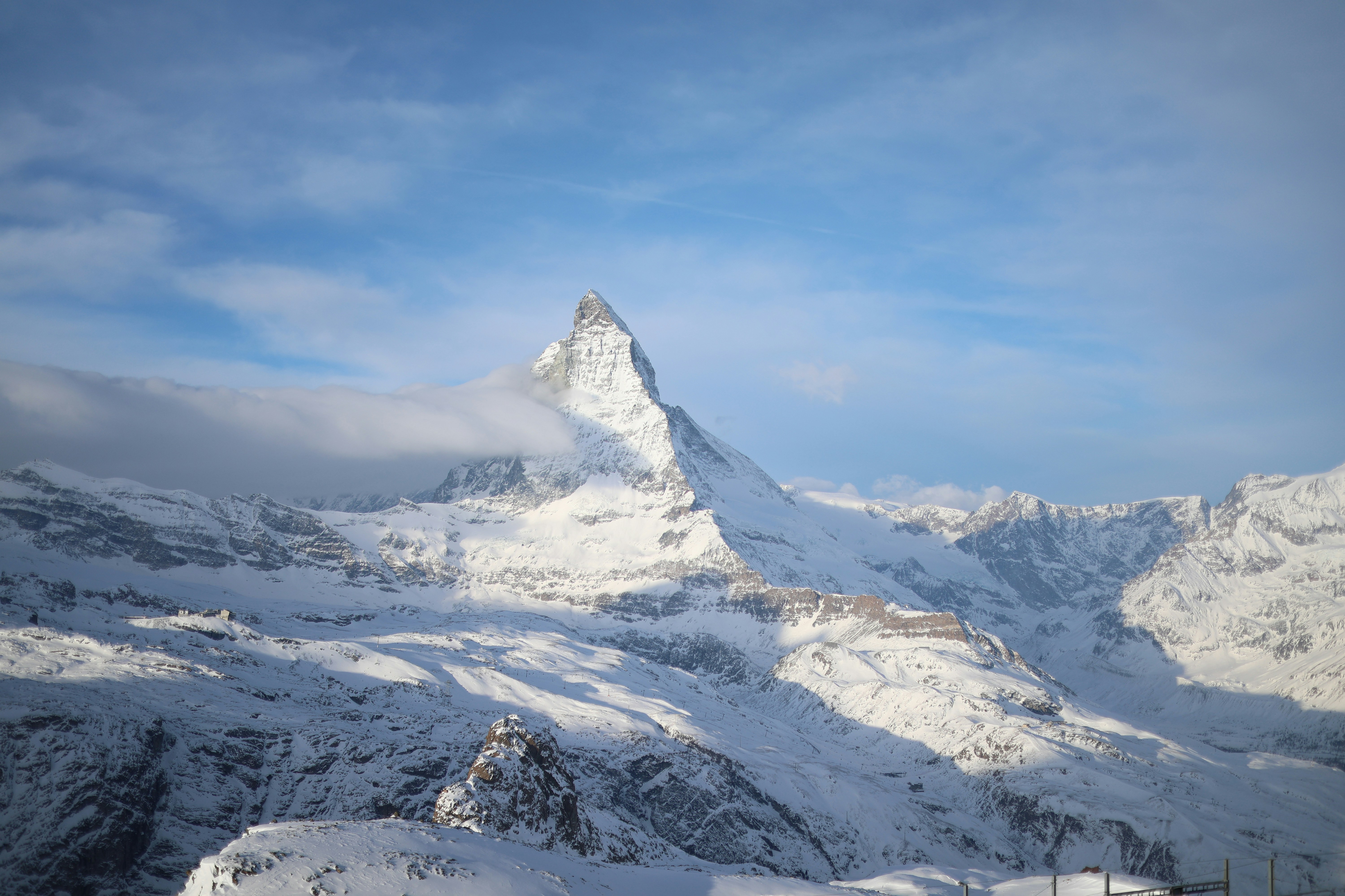 Pico de montaña cubierto de nieve bajo un cielo azul foto – Imagen de ...