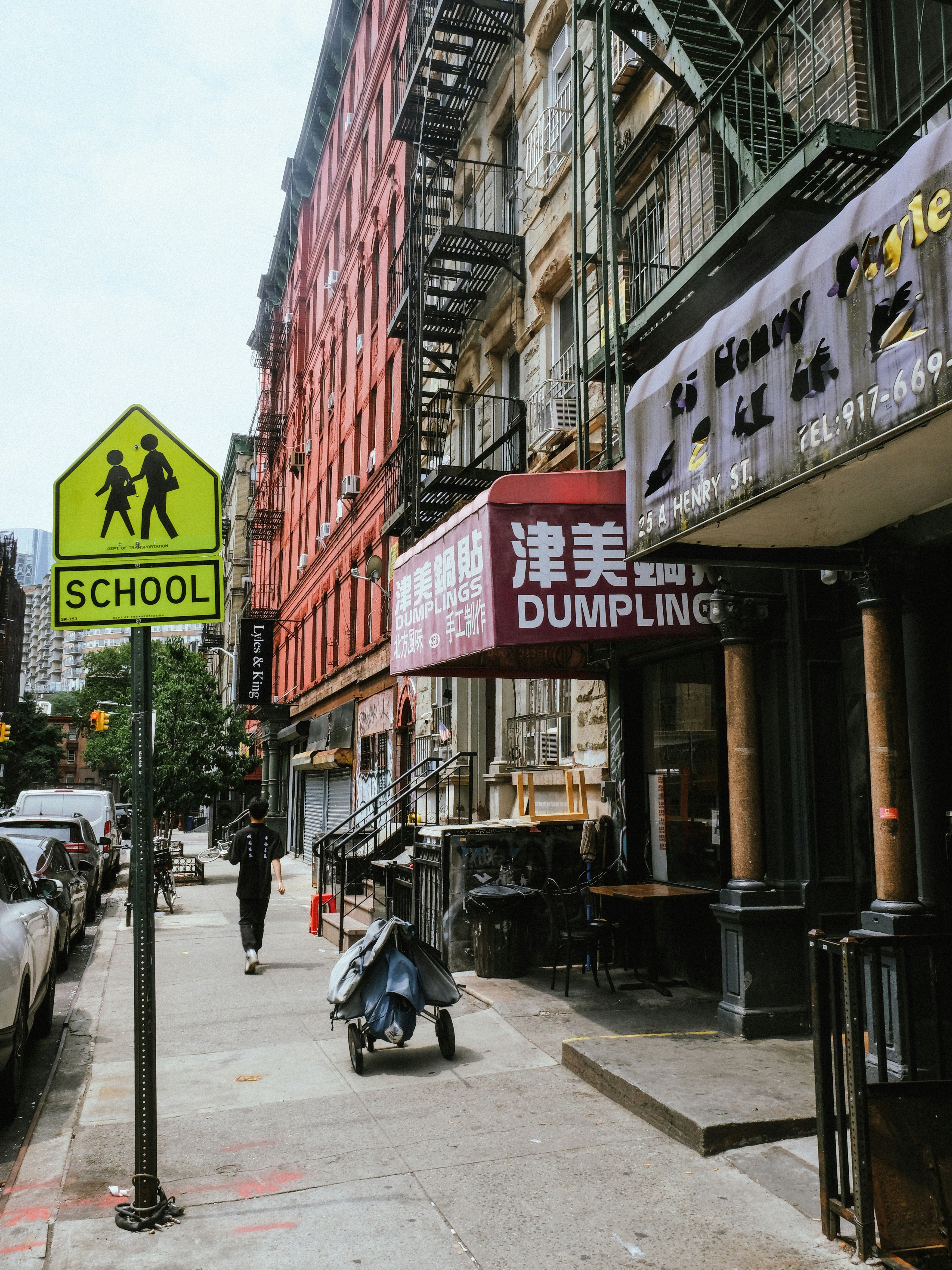 Escena callejera con edificios, señales y un cartel de paso a nivel ...