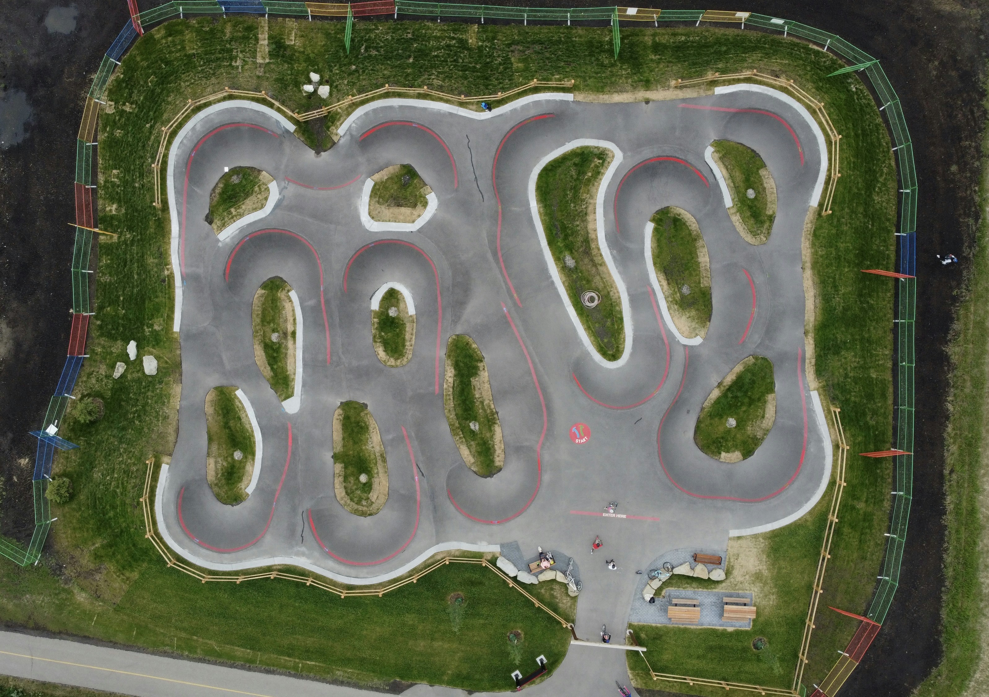 Vue aérienne d’une piste de pompage extérieure complexe photo – Image ...