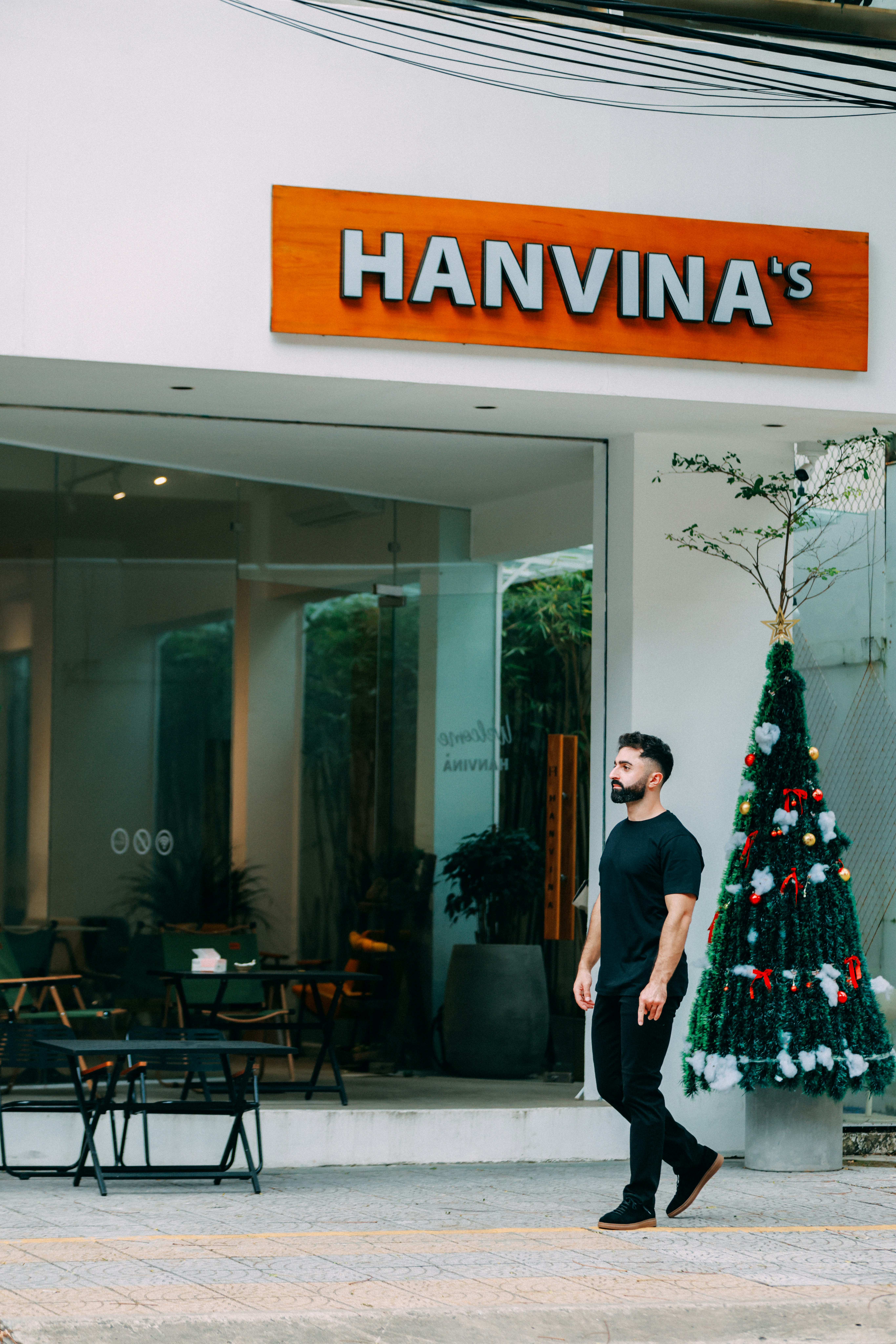 Solo stroll past Hanvina’s: a quiet moment beside a festive tree