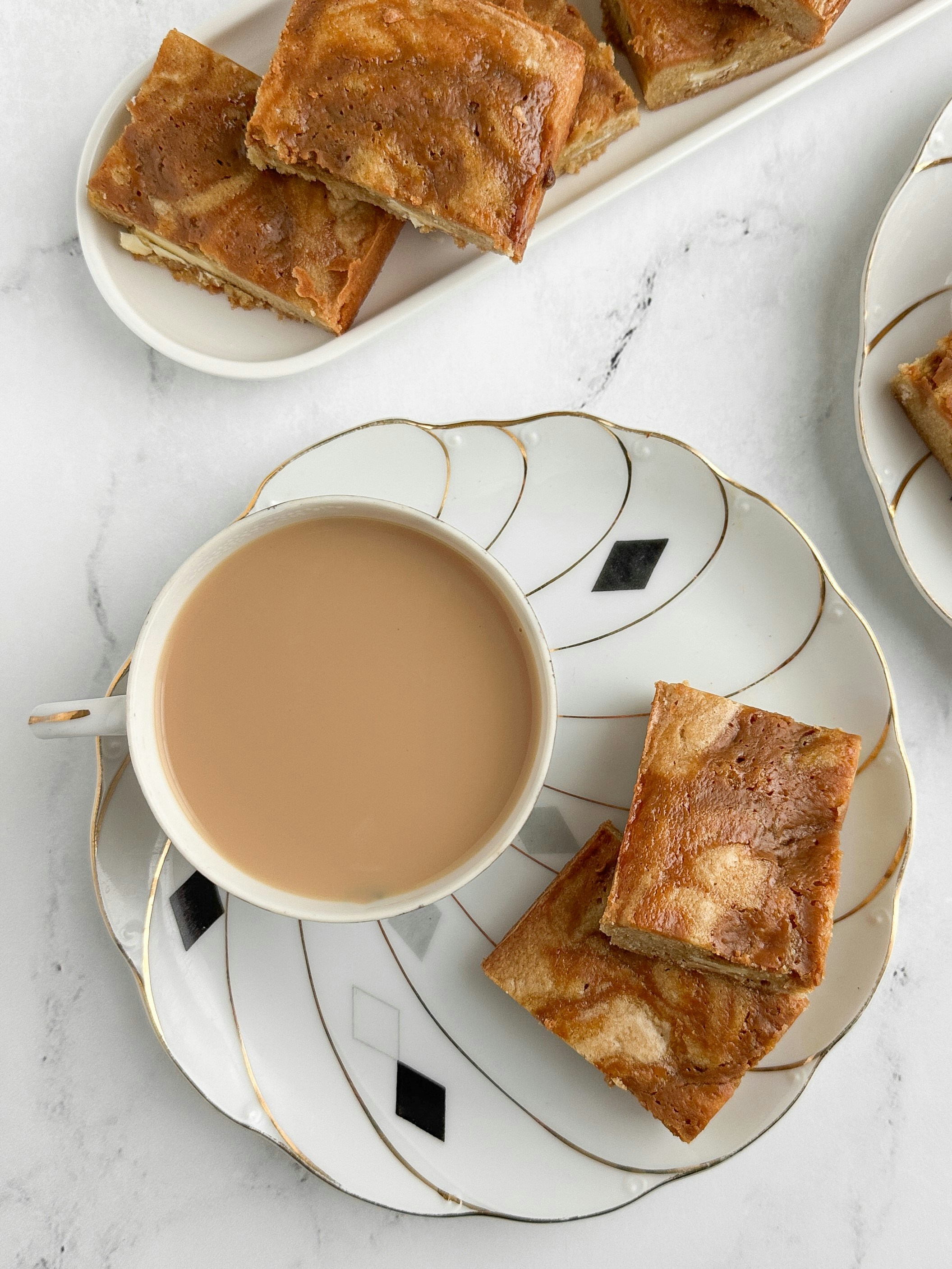 Té y cuadrados horneados sobre una superficie de mármol foto – Imagen ...