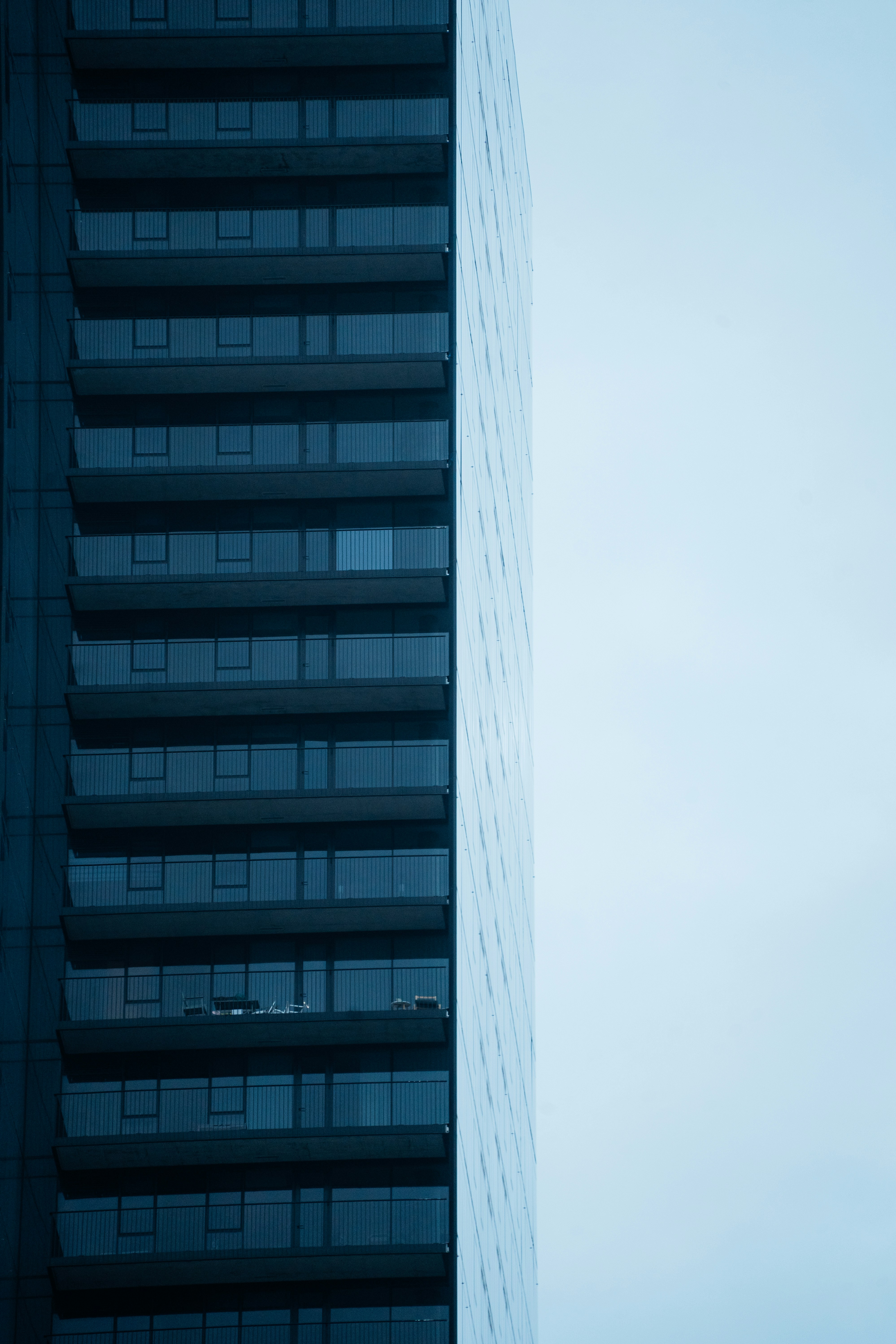 Vertical Facade: A Quiet Run of Balconies Along a Modern Skyscraper
