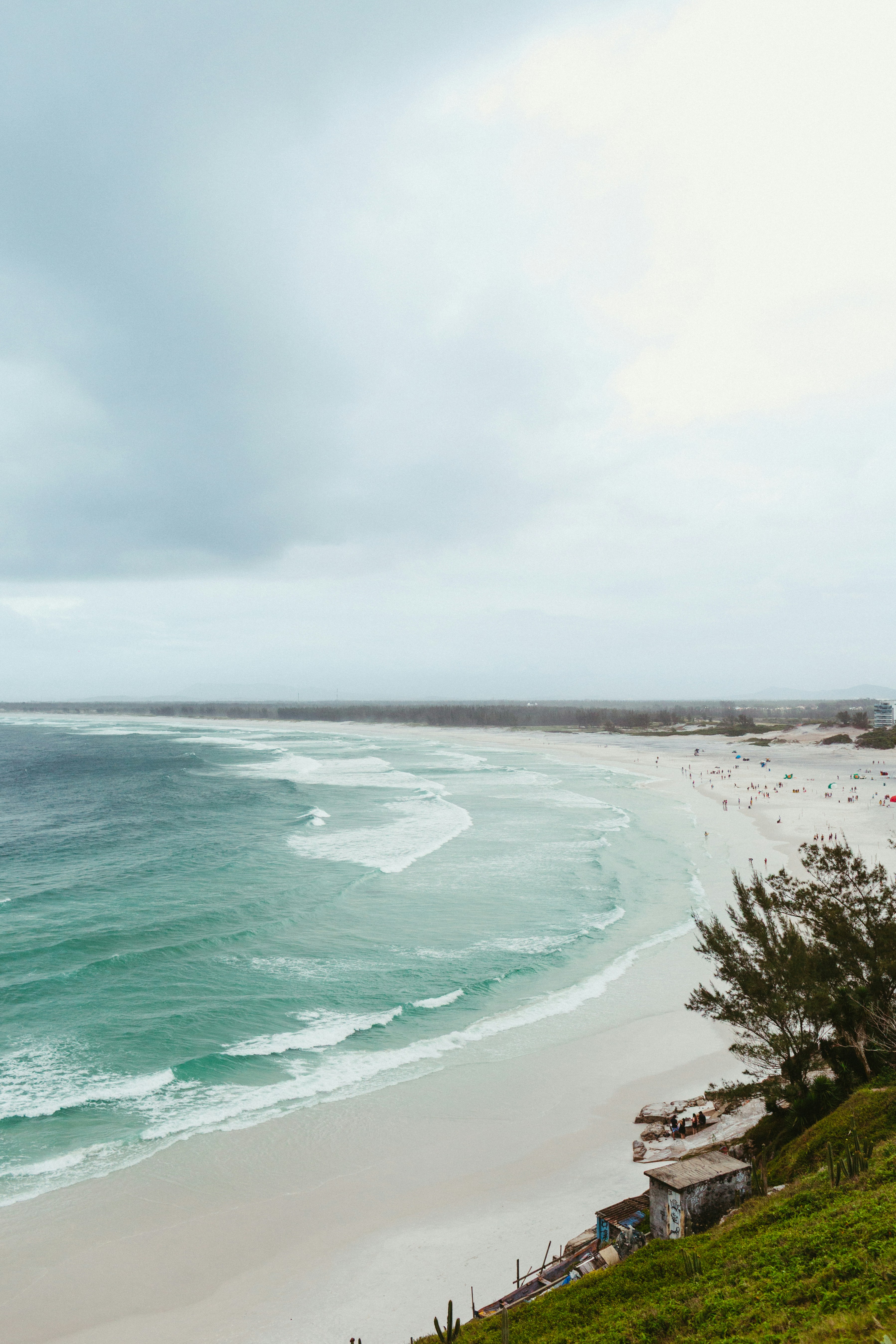 Curve of the Emerald Sea: A Quiet Beachpanorama