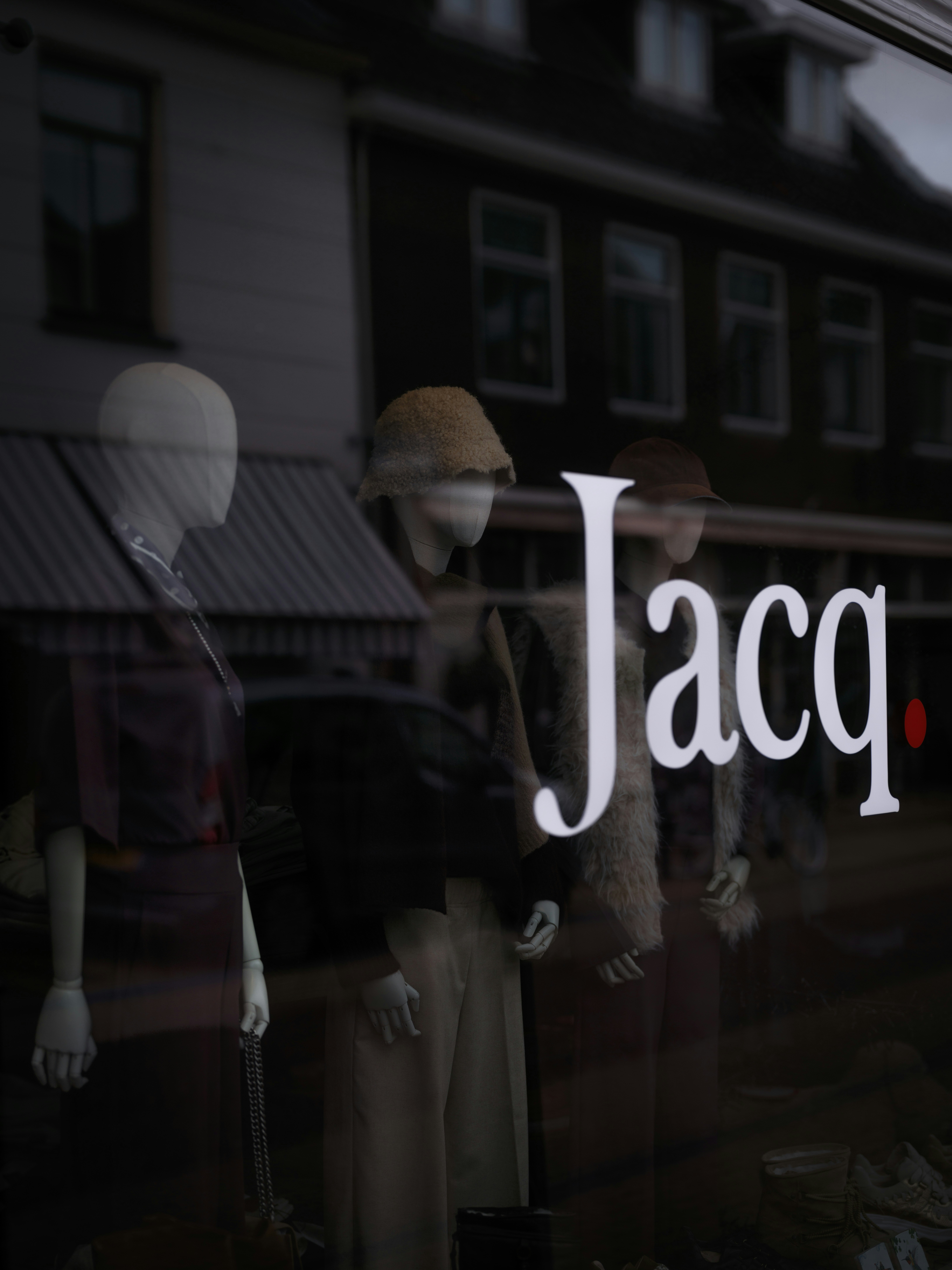 Mannequins in a shop window display photo – Free Shopping Image on Unsplash
