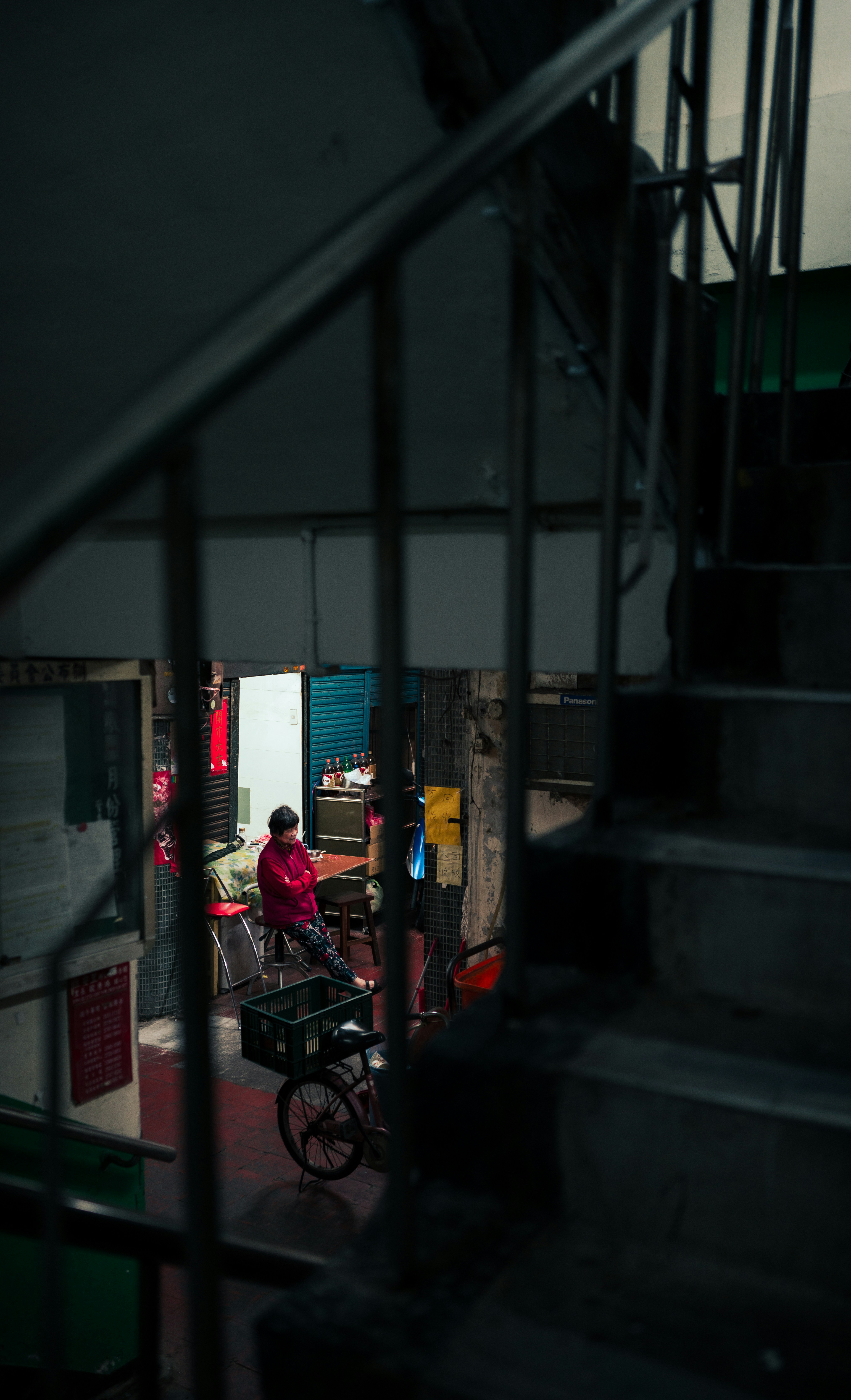 Quiet Market Corner: A Red-Jacket Moment Framed Between Rails