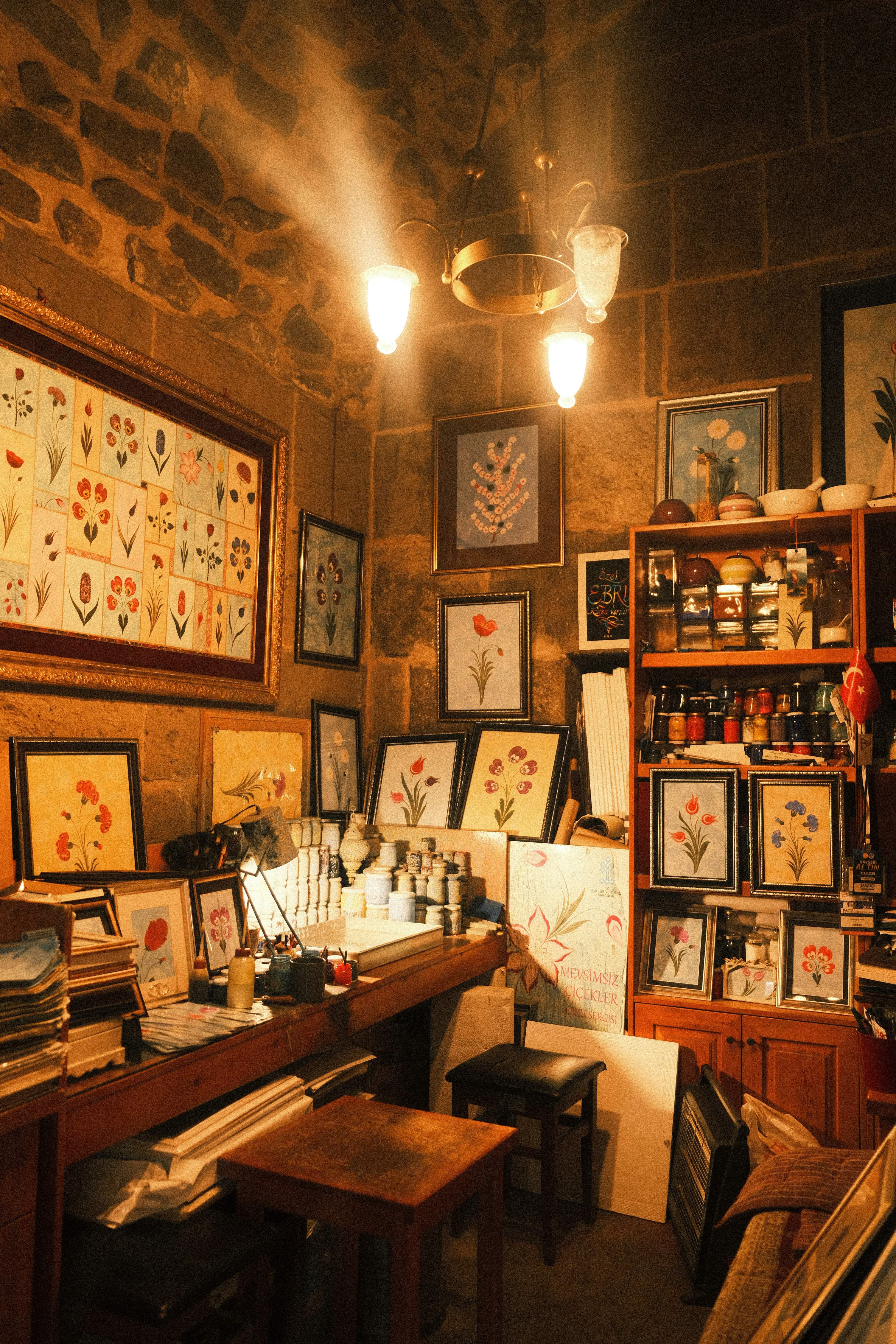Warmer Frames: A Quiet Florist’s Studio Basks in Amber Light