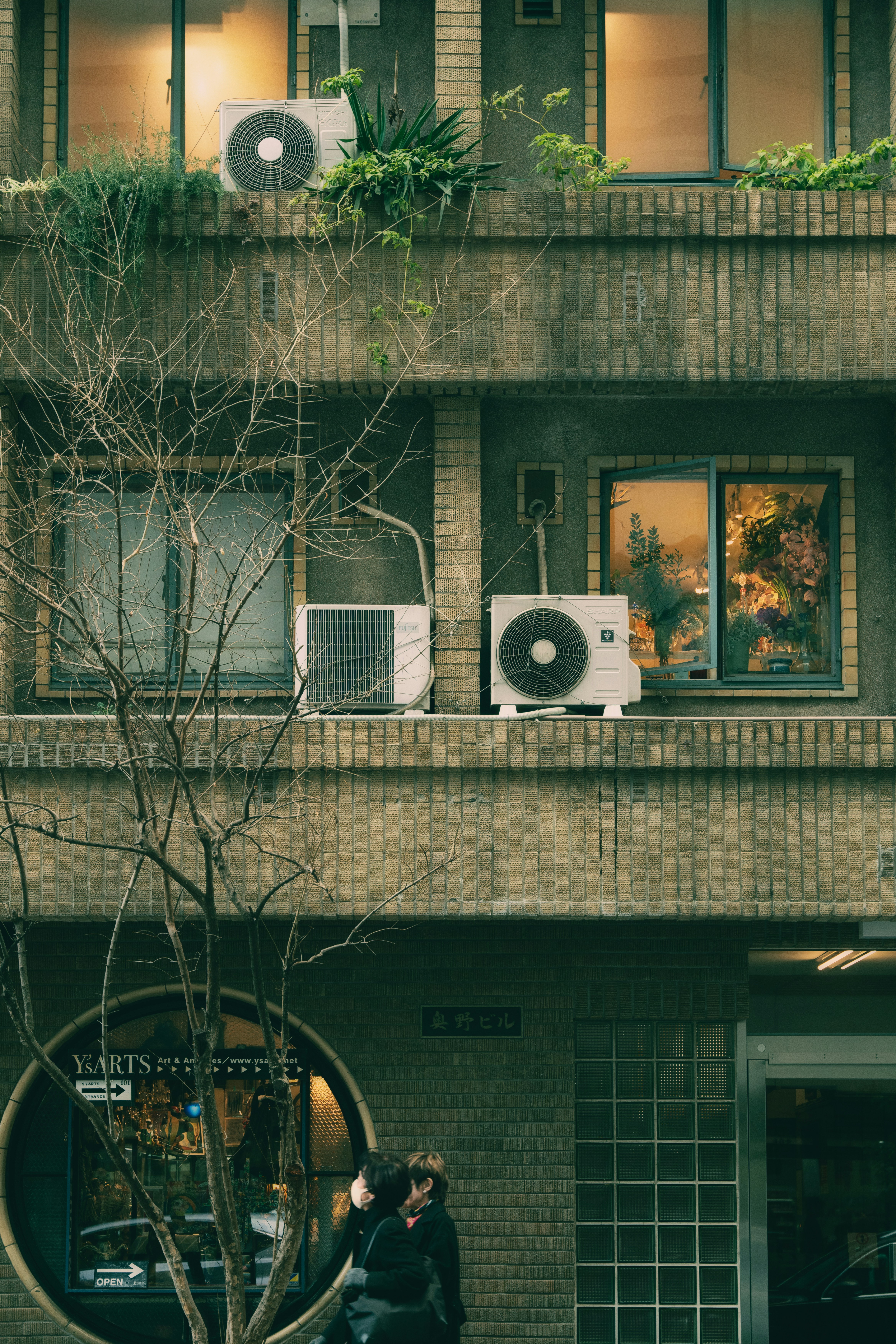 Urban Echoes: Props of the Building's Breath