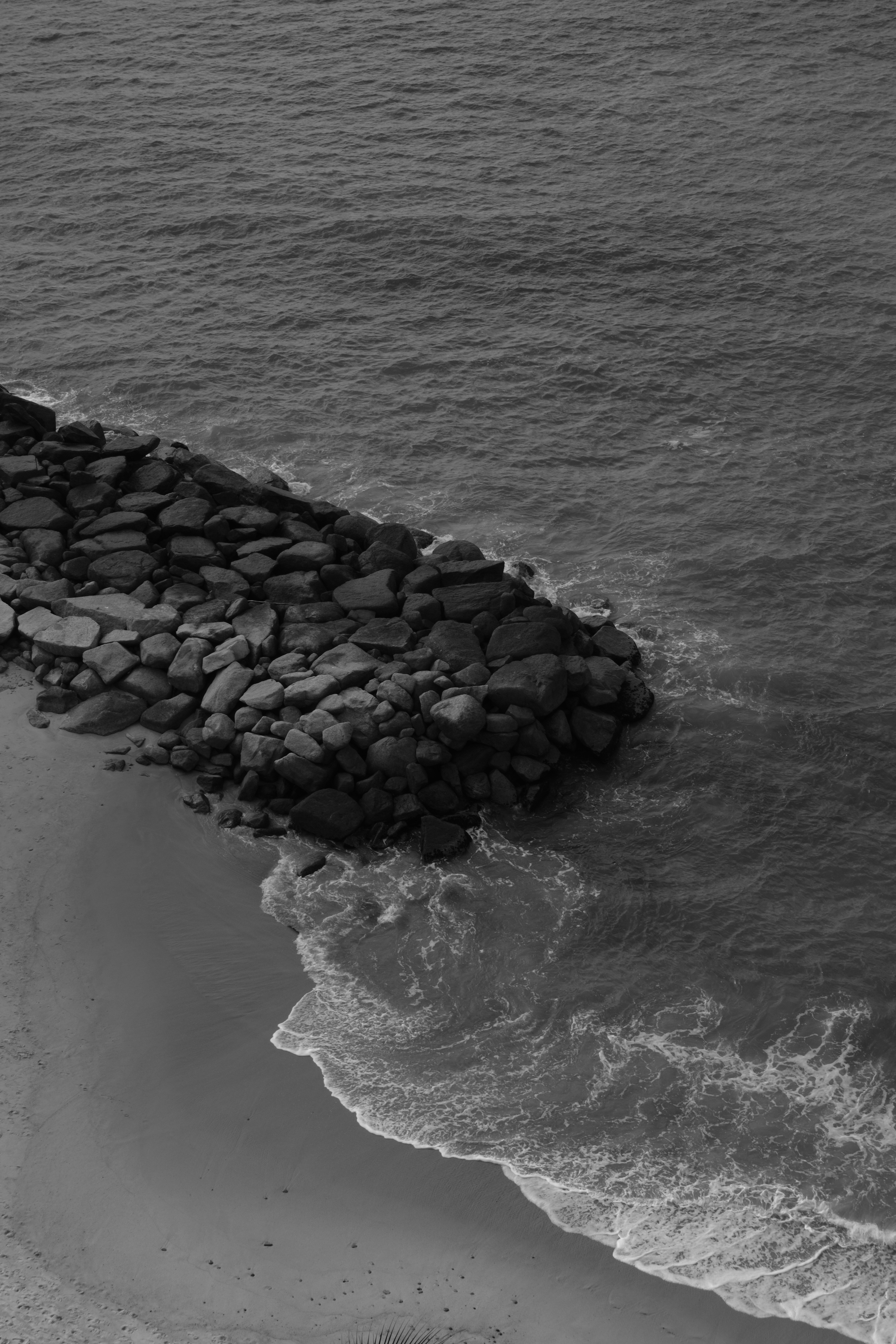 Rocks Meet Tide: A Quiet Coastal Confluence