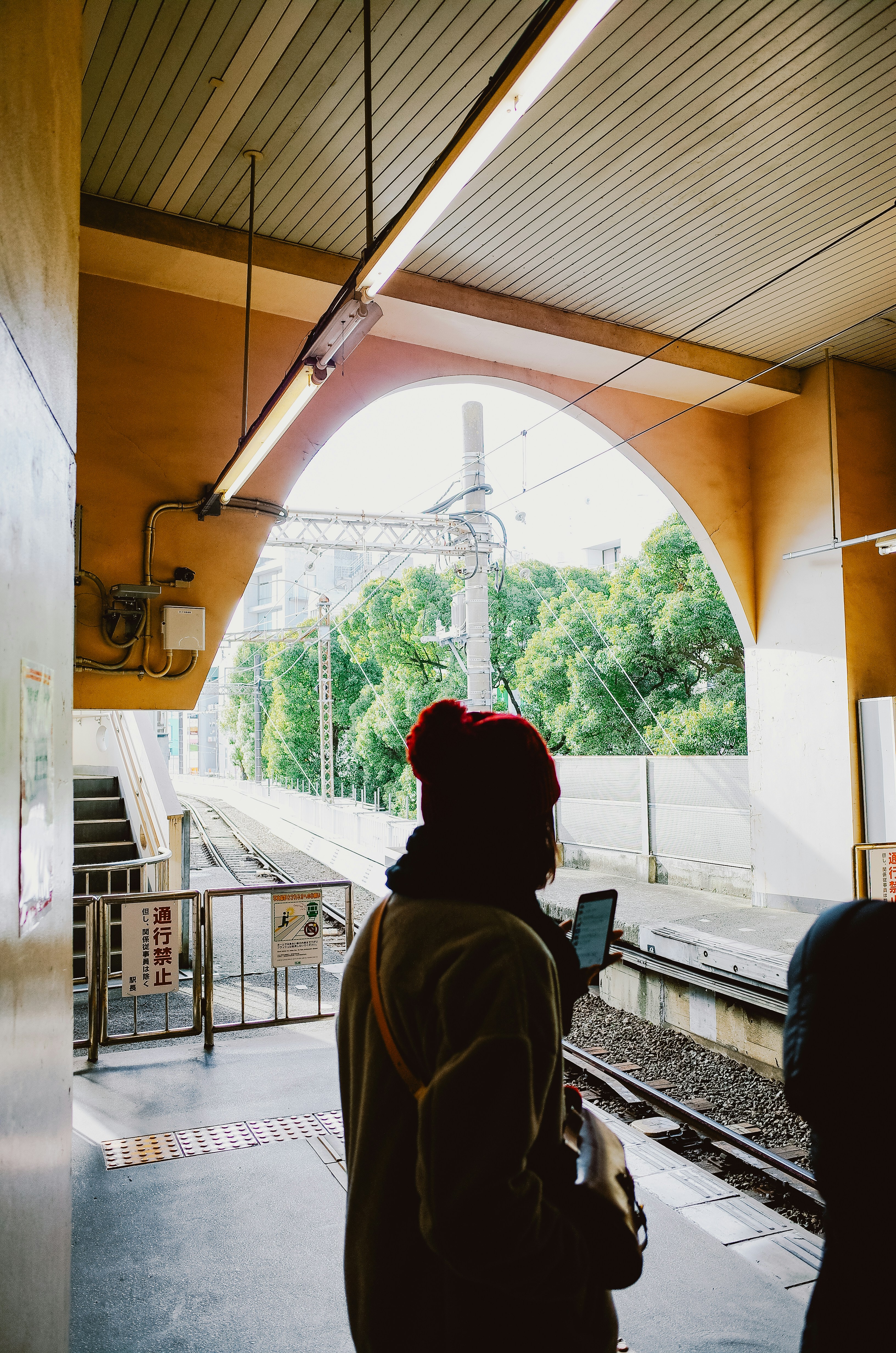Platform Silence: A Figured Moment Beneath the Arch
