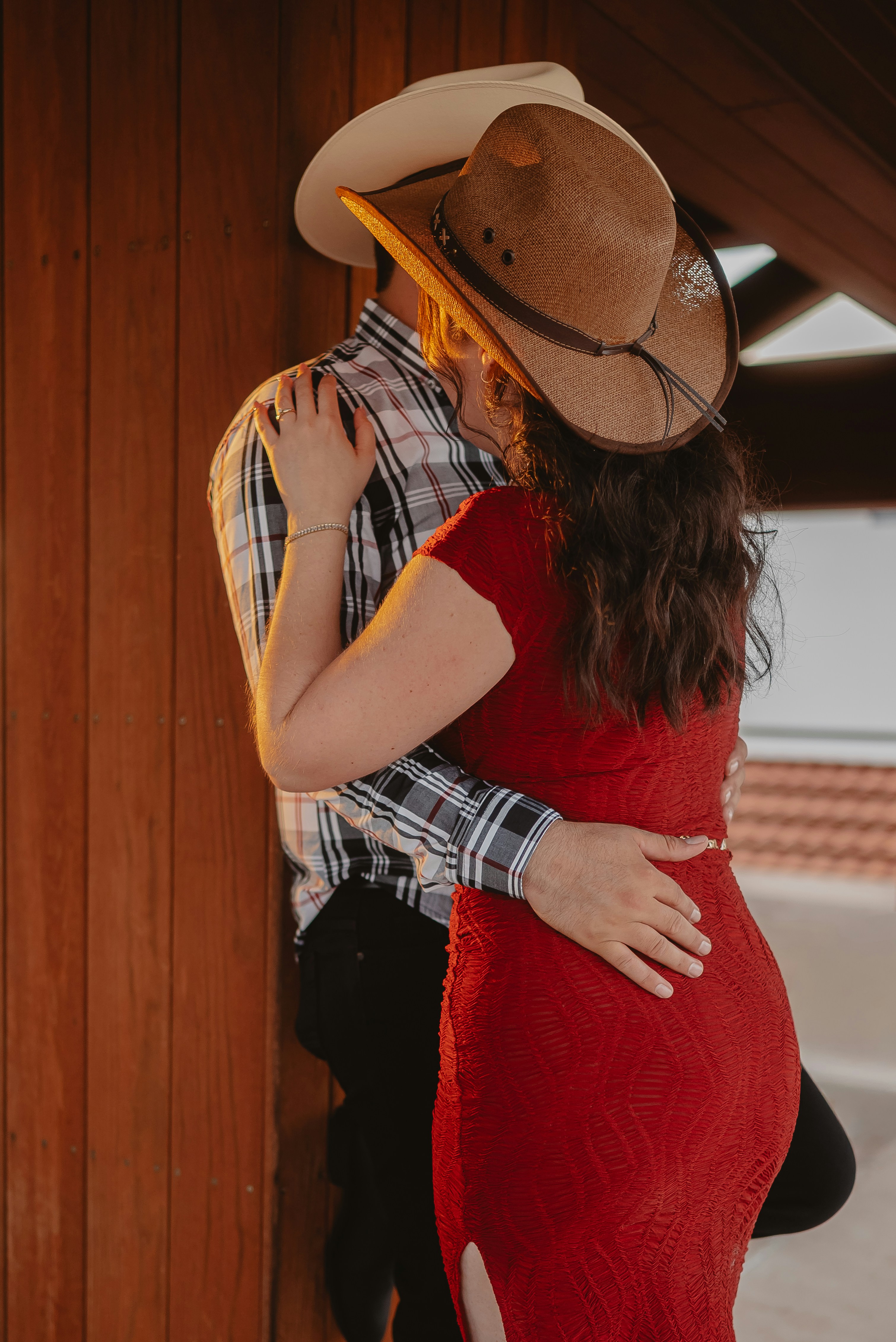 Close Embrace under Warm Wood and Wide Brimmed Hats