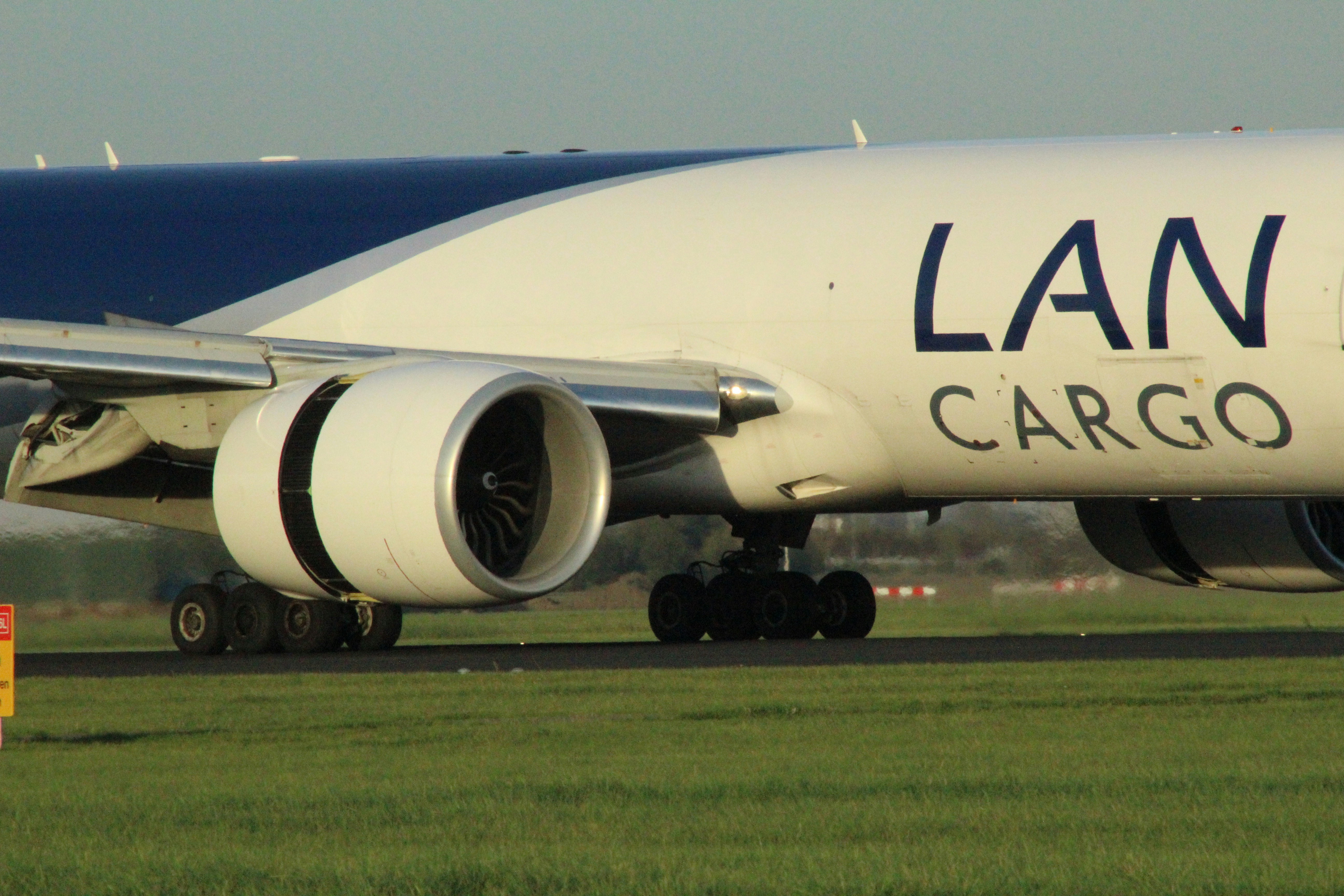 Towering FER - The LAN Cargo Dreamliner Engine and Wheel Assembly