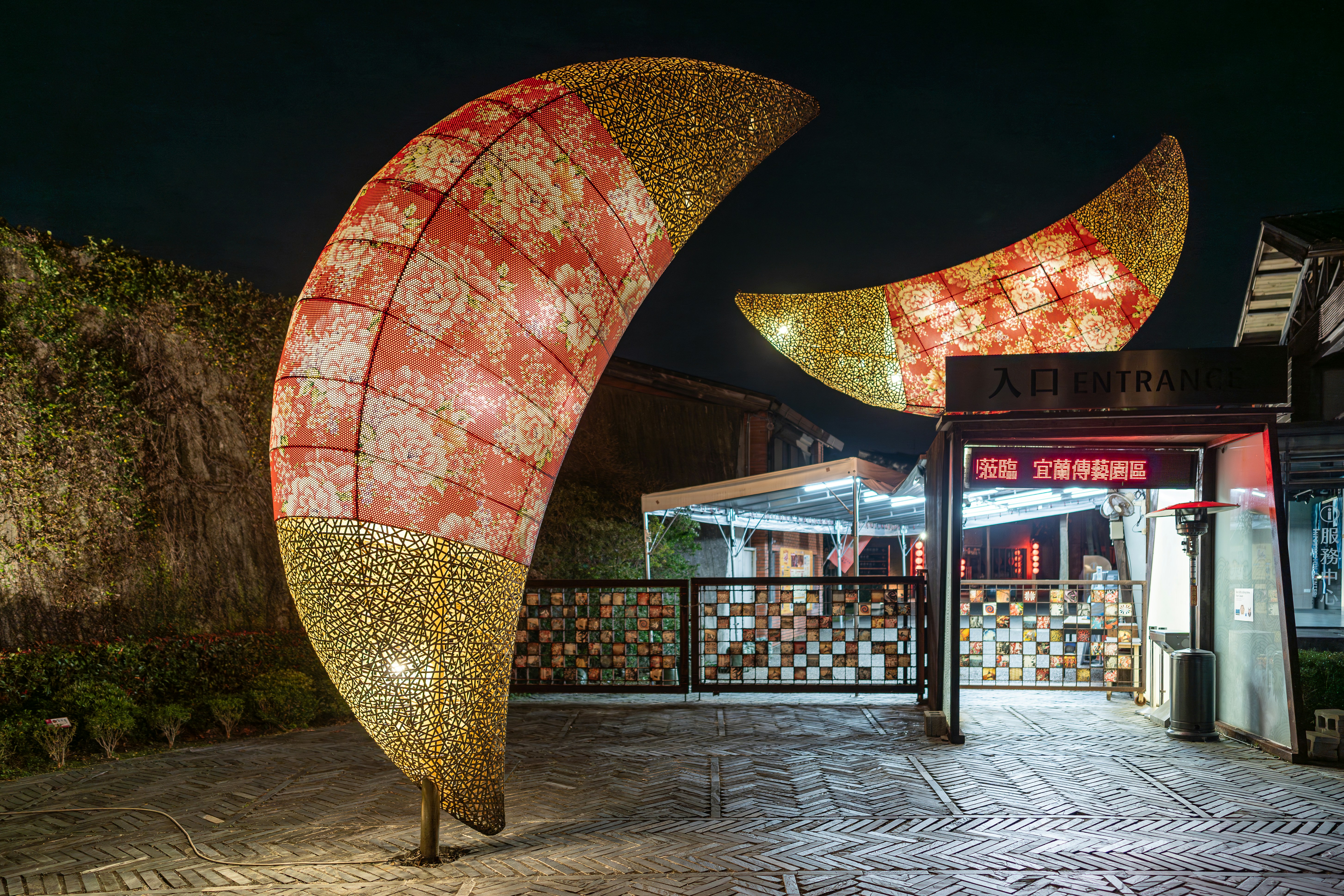 Luminous Curves at the Night Gate