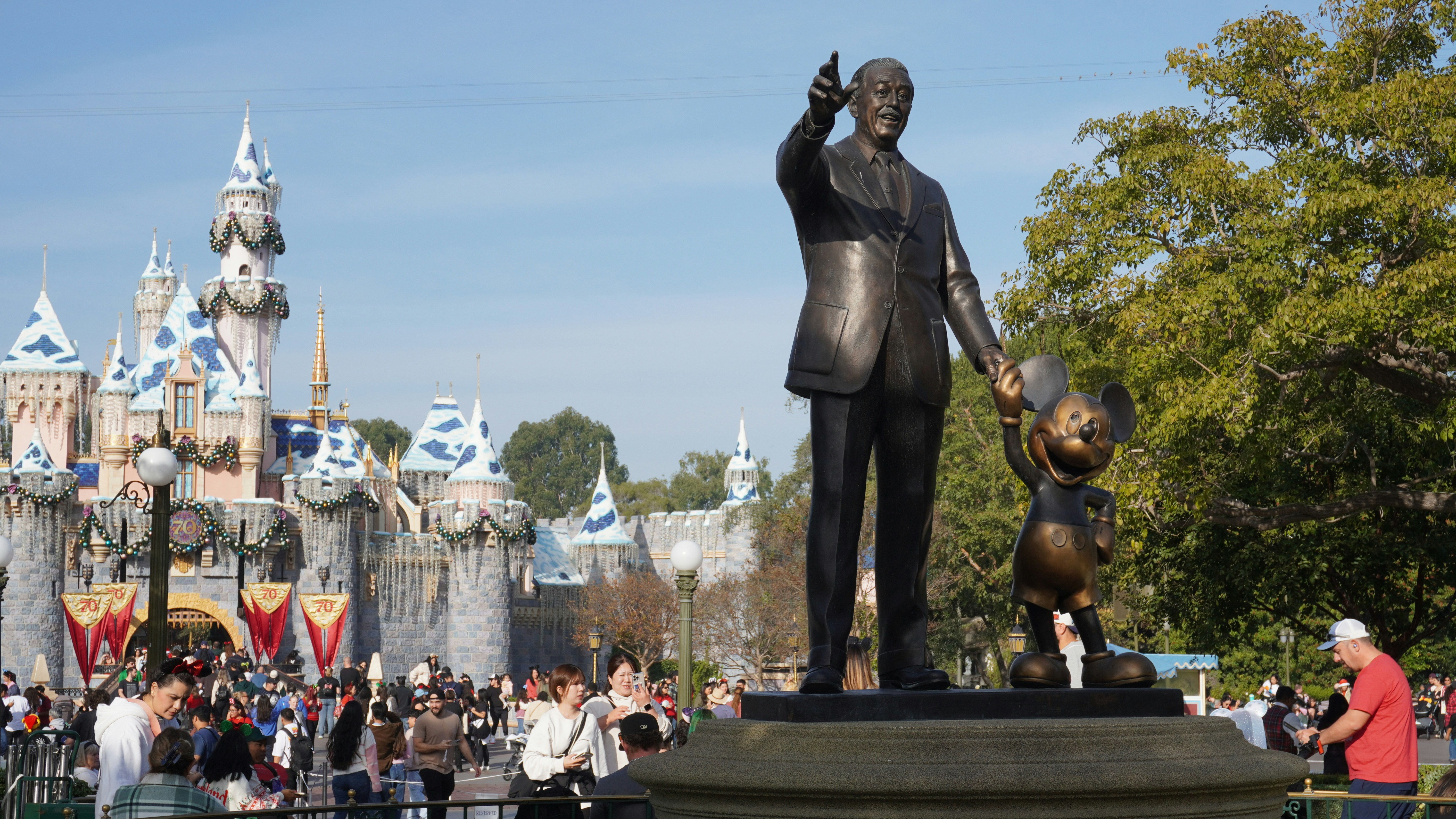 Statue of Recognition: A Leader and Child by the Castle Gates