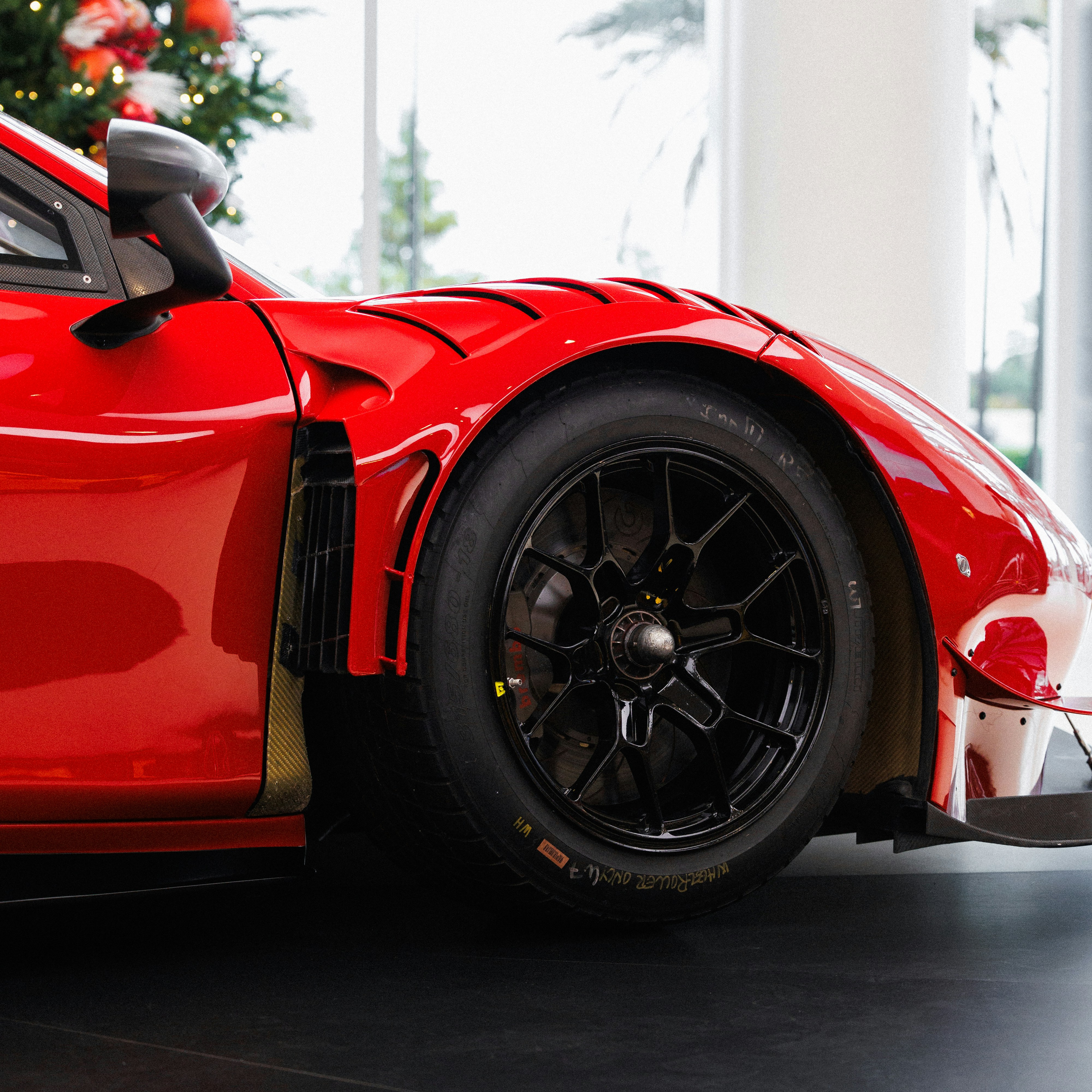 Red Blade: Close‑up of the Carbon‑Front Sports Car Wheel