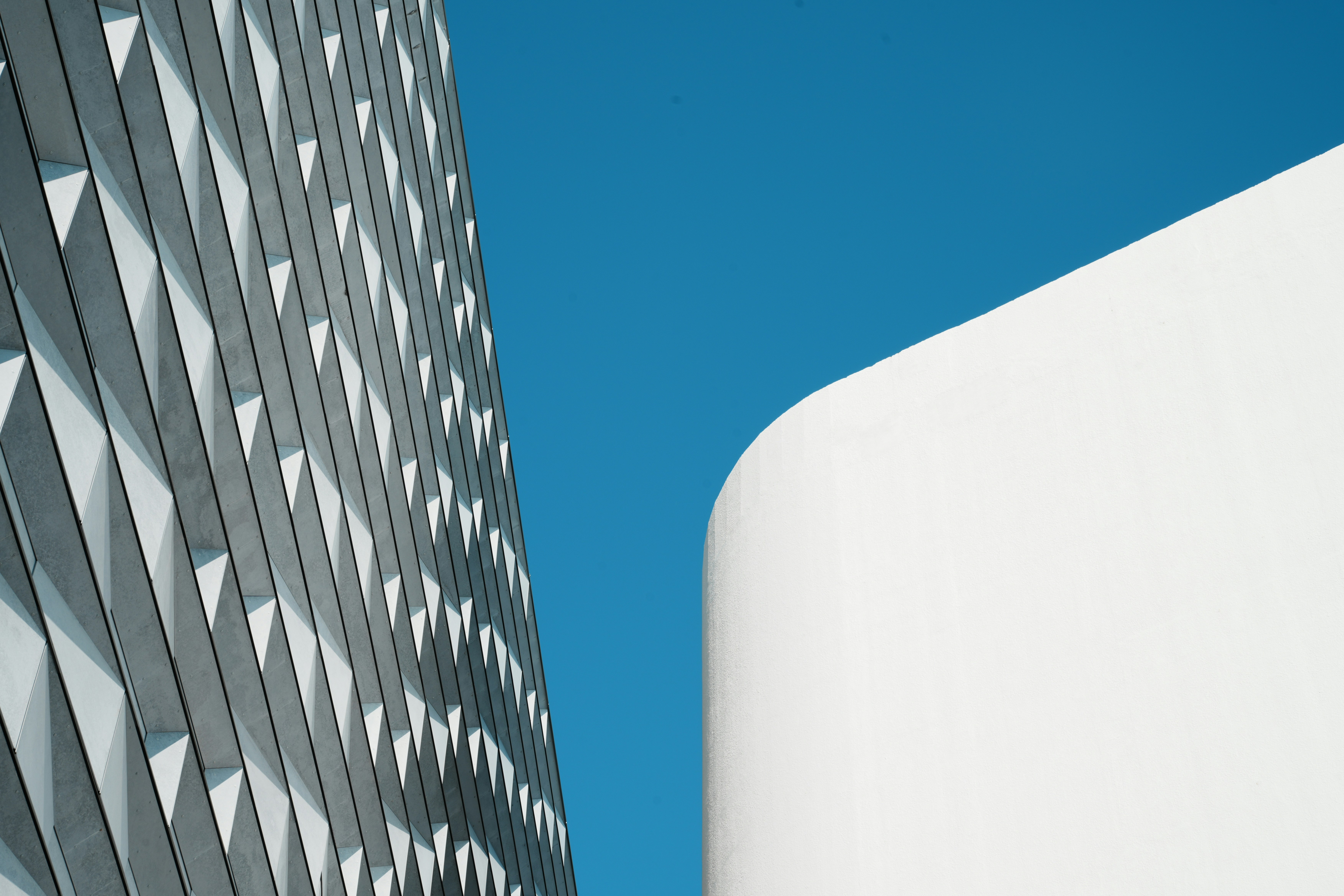 Diagonal Facades in Blue: Geometry at the Edge of Modernism