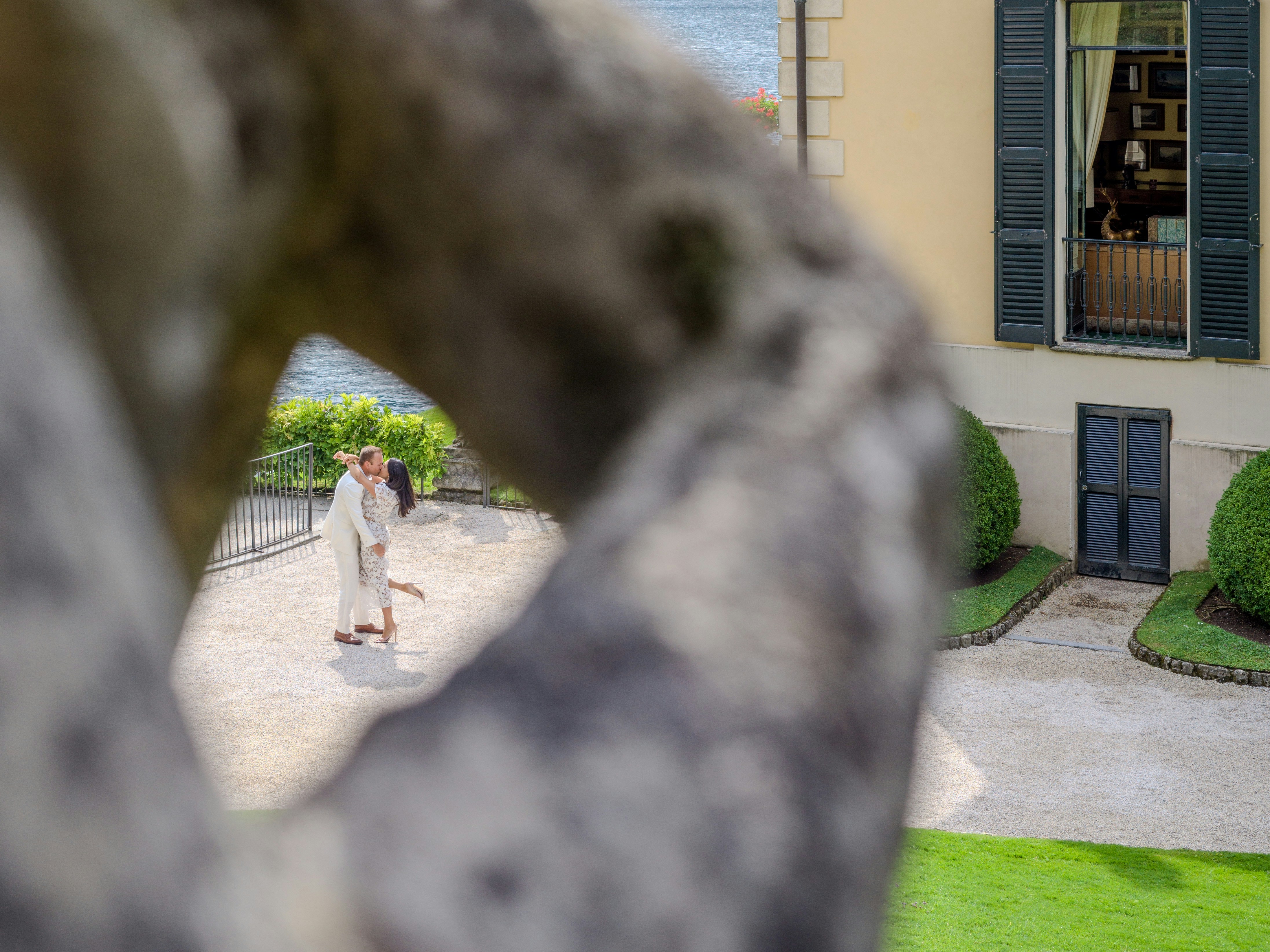 Through the Arch: a Quiet Wedding Moment Framed by Ancient Stone
