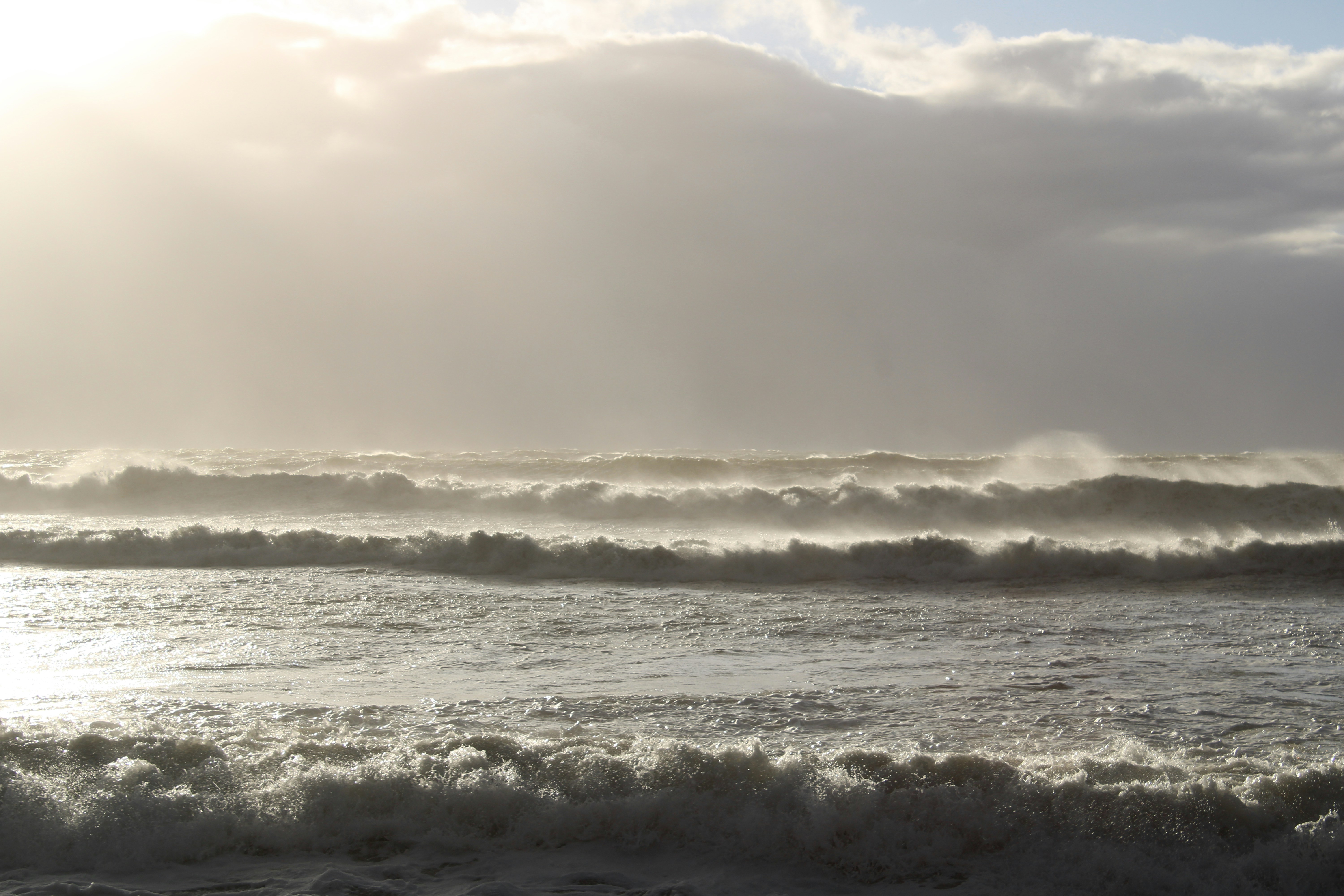 Horizon of Quiet Power: Waves Curl and Fade
