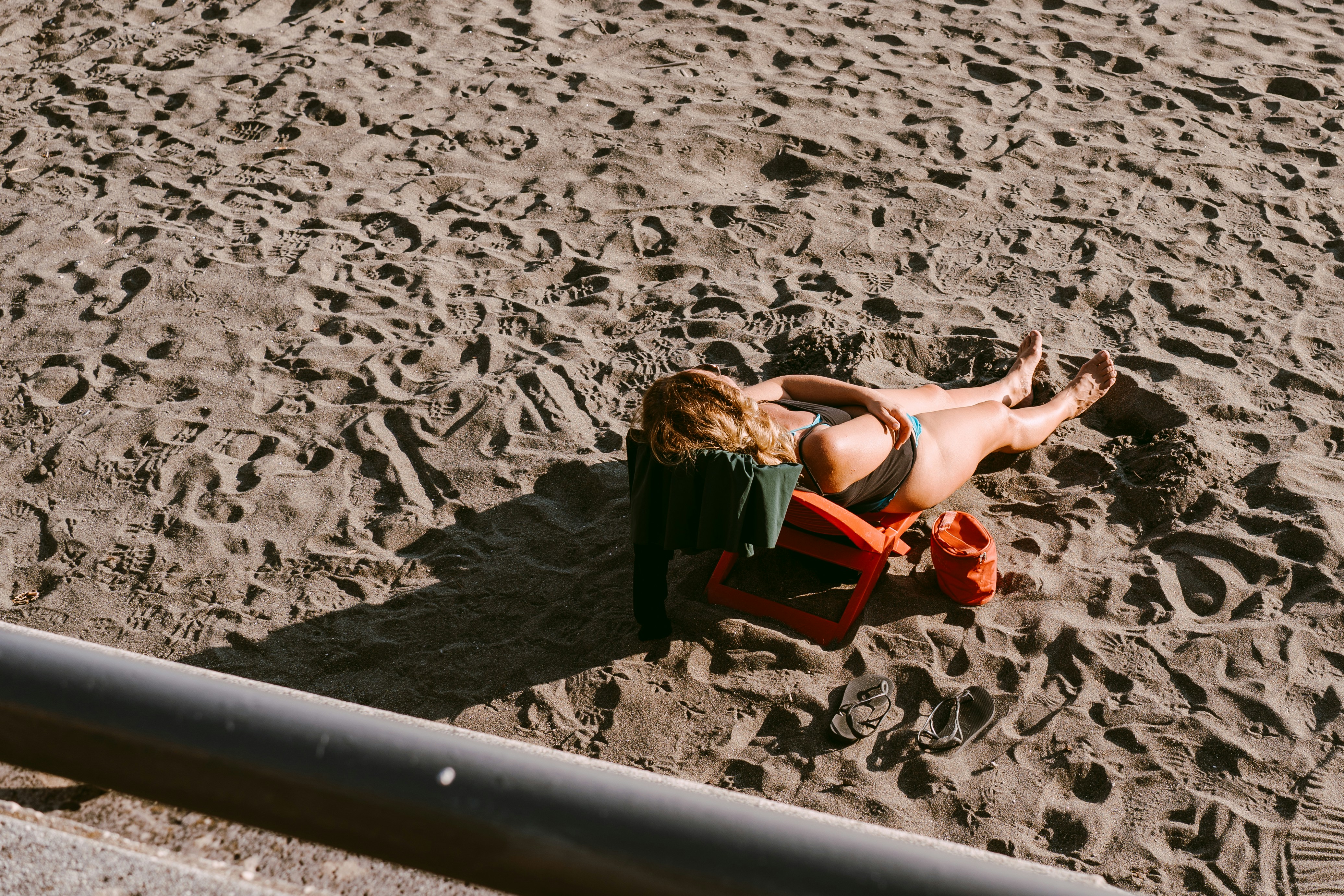 Sunlit Lounger: A Casual Beach Pause
