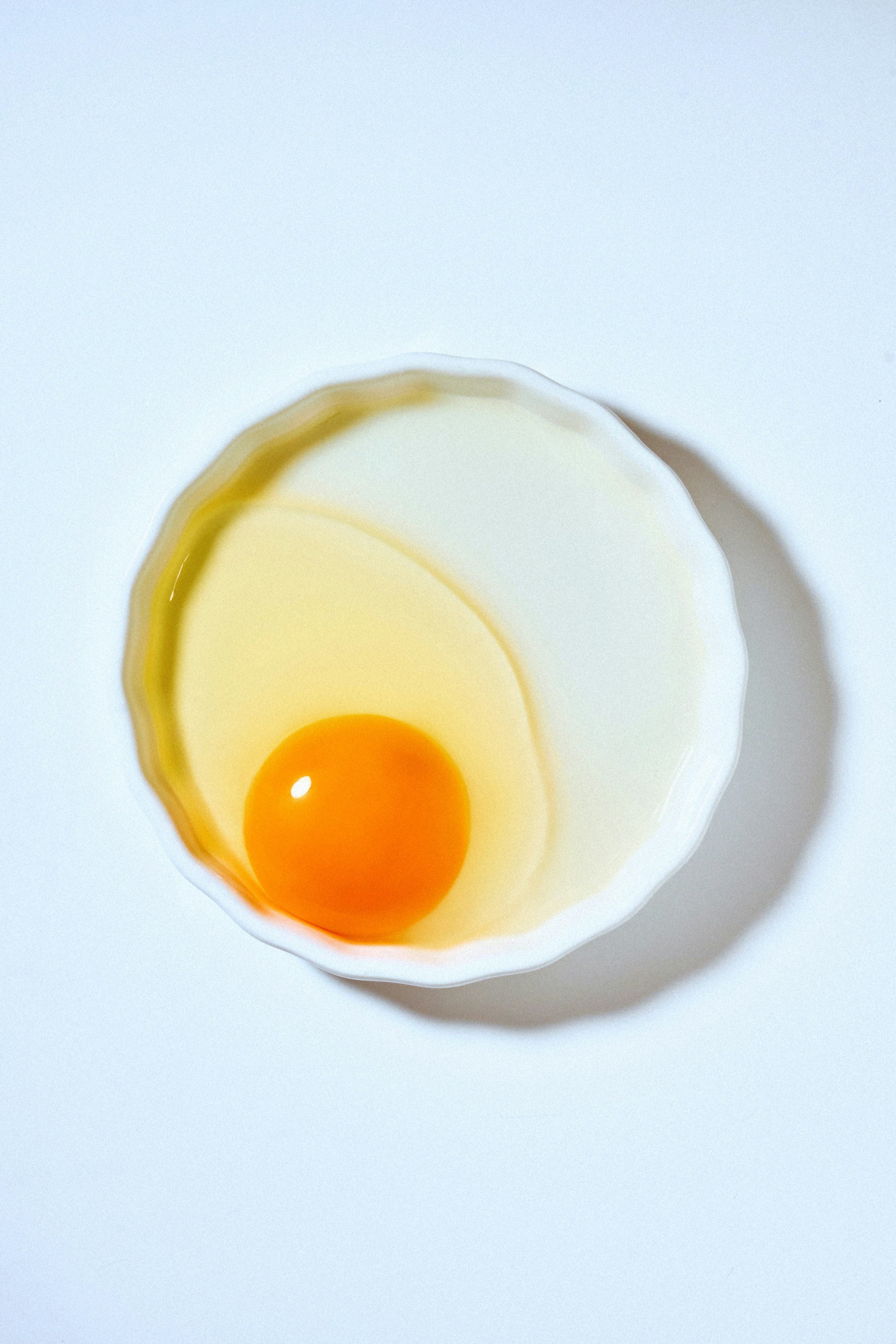 A single raw egg yolk in a white bowl. photo – Free Food Image on Unsplash