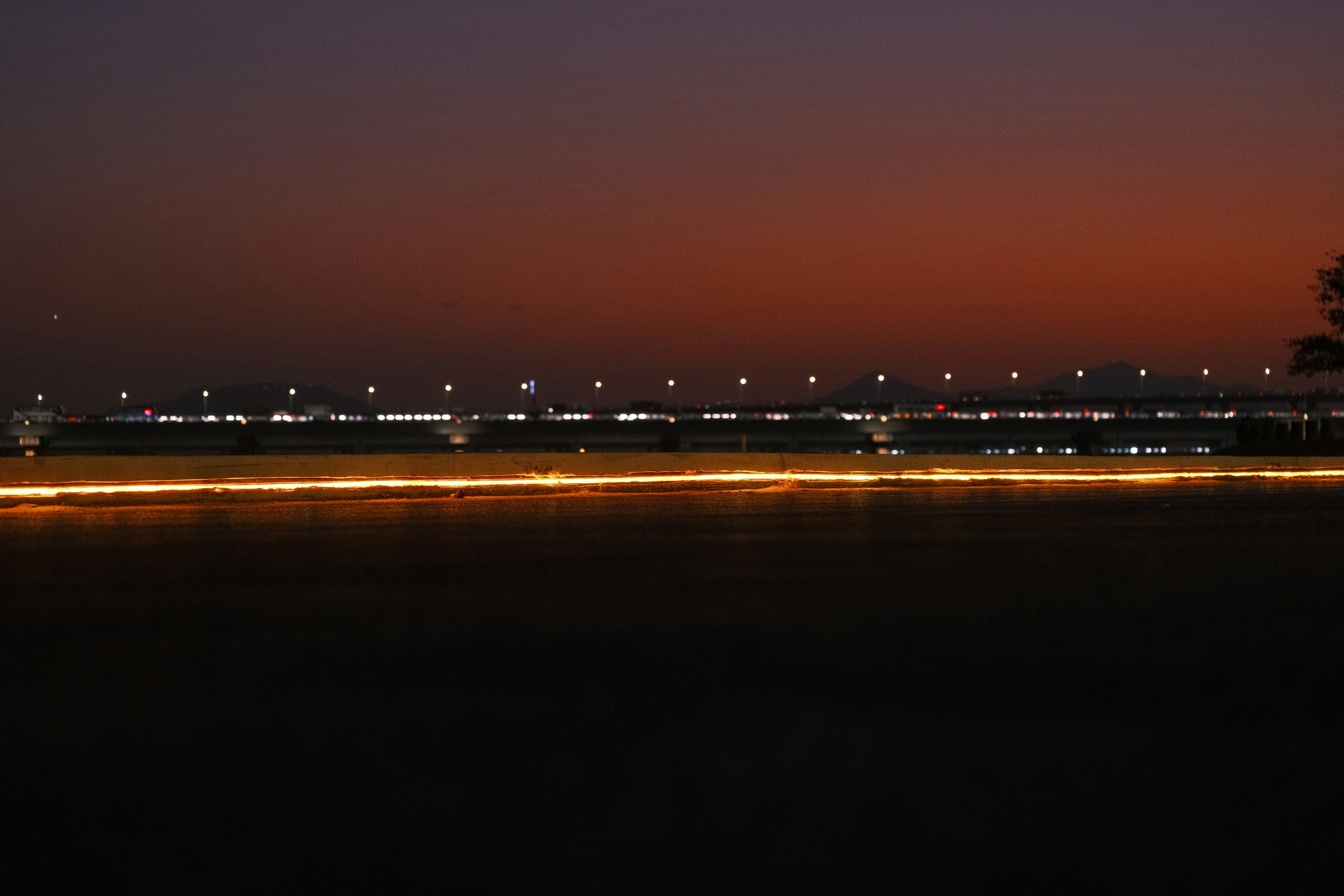 Riverbank Lights at Dusk: A Quiet Horizontal Spectrum
