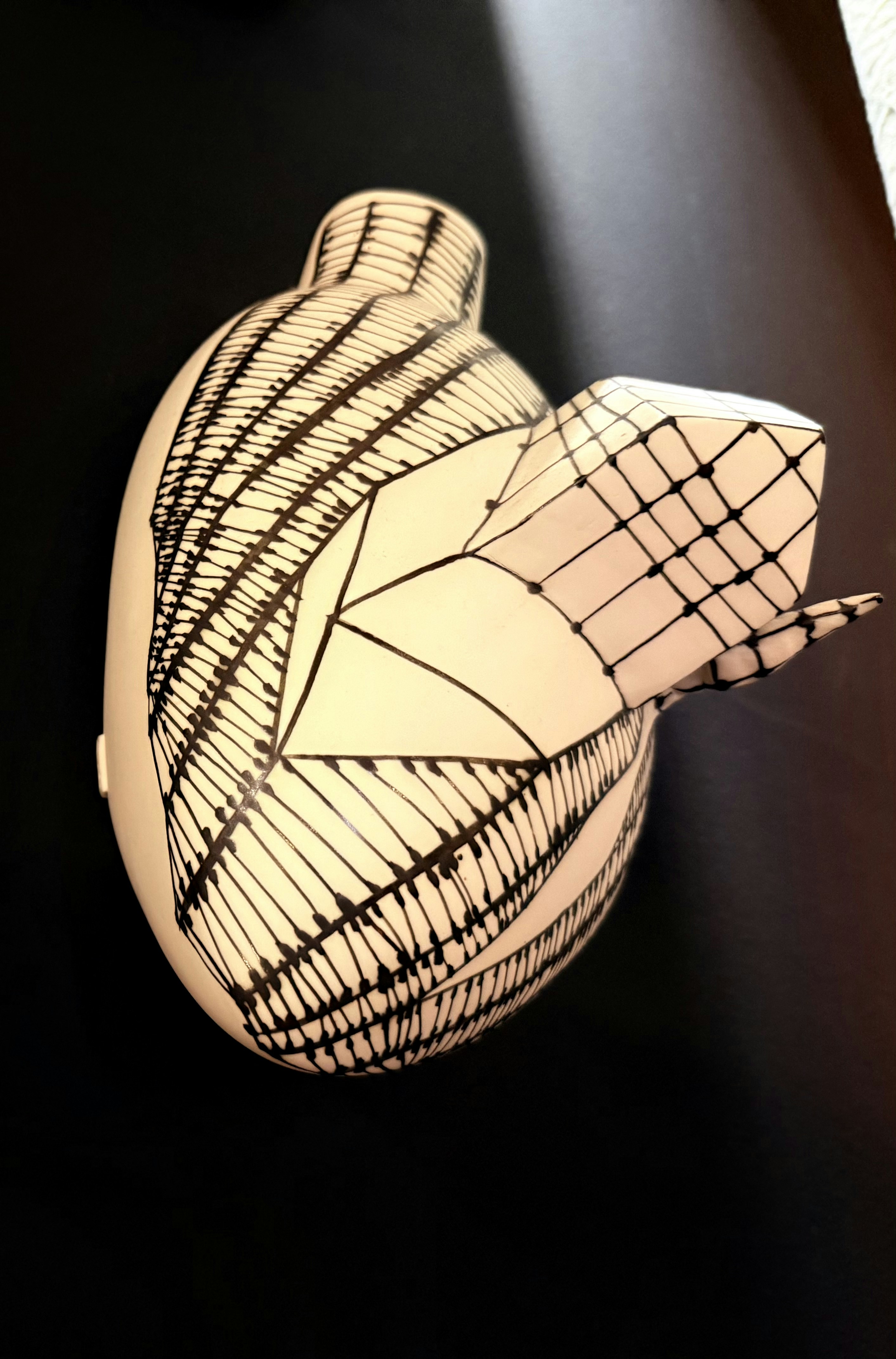 Geometric Shell: A Wire-Patterned Heart Lamp in Focus
