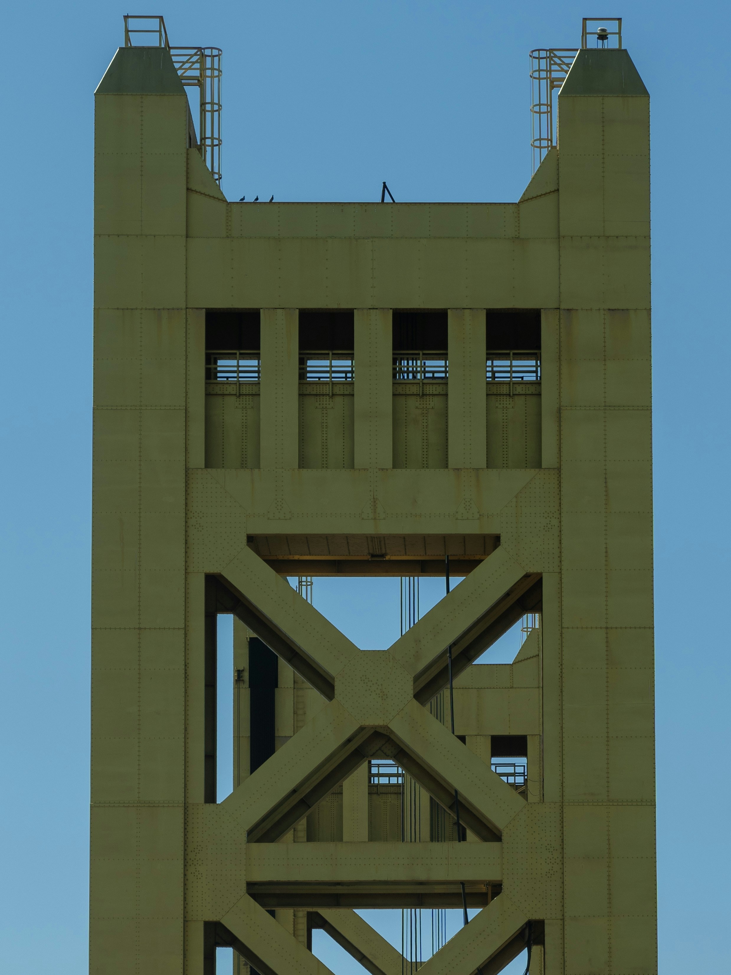 Tower Rigging: The Green Frame Between Sky and Structure