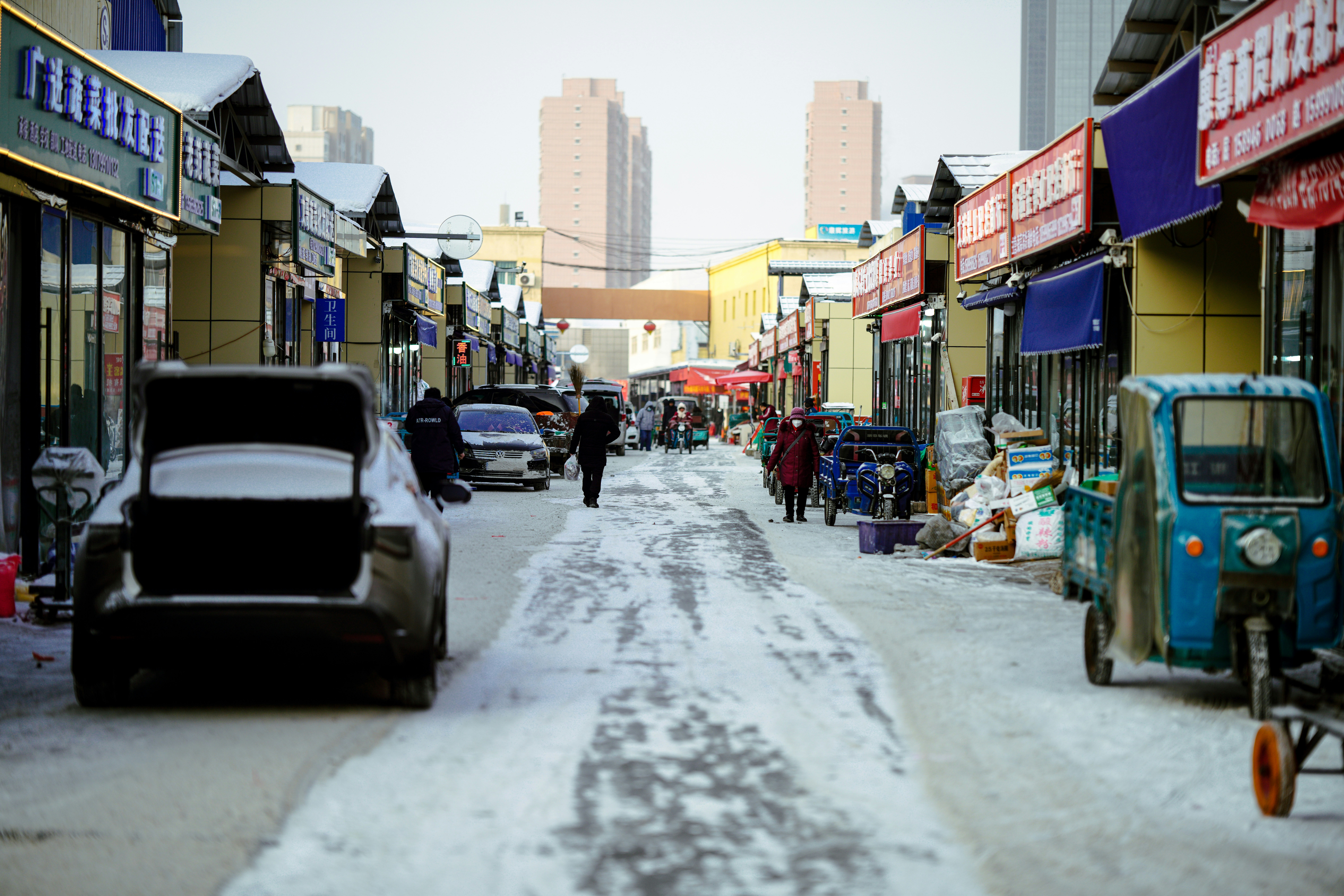 Snow-Cleared Market Street with Vendors and Cars