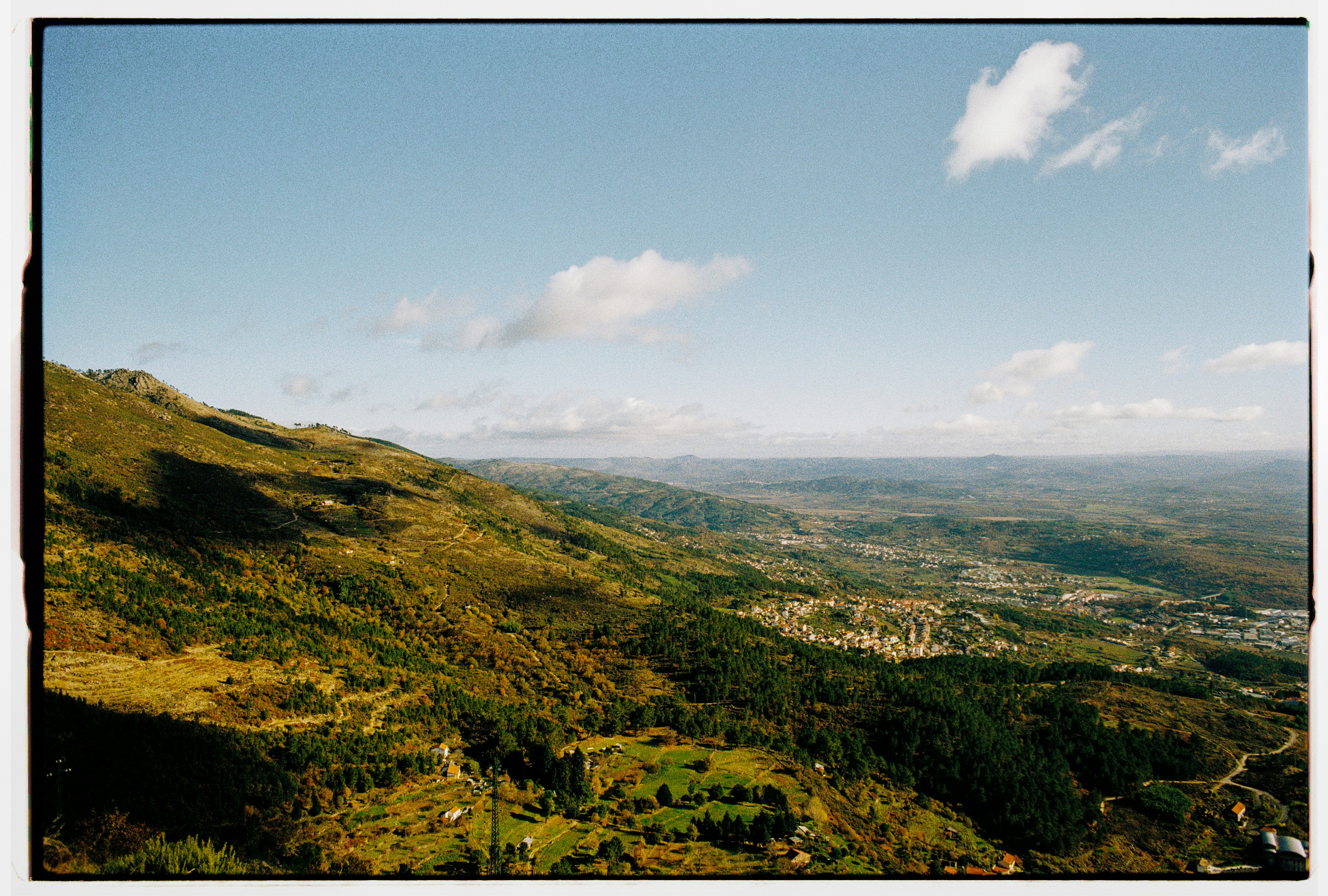 Horizon Ridge: A Quiet Panorama Over Rolling Valleys