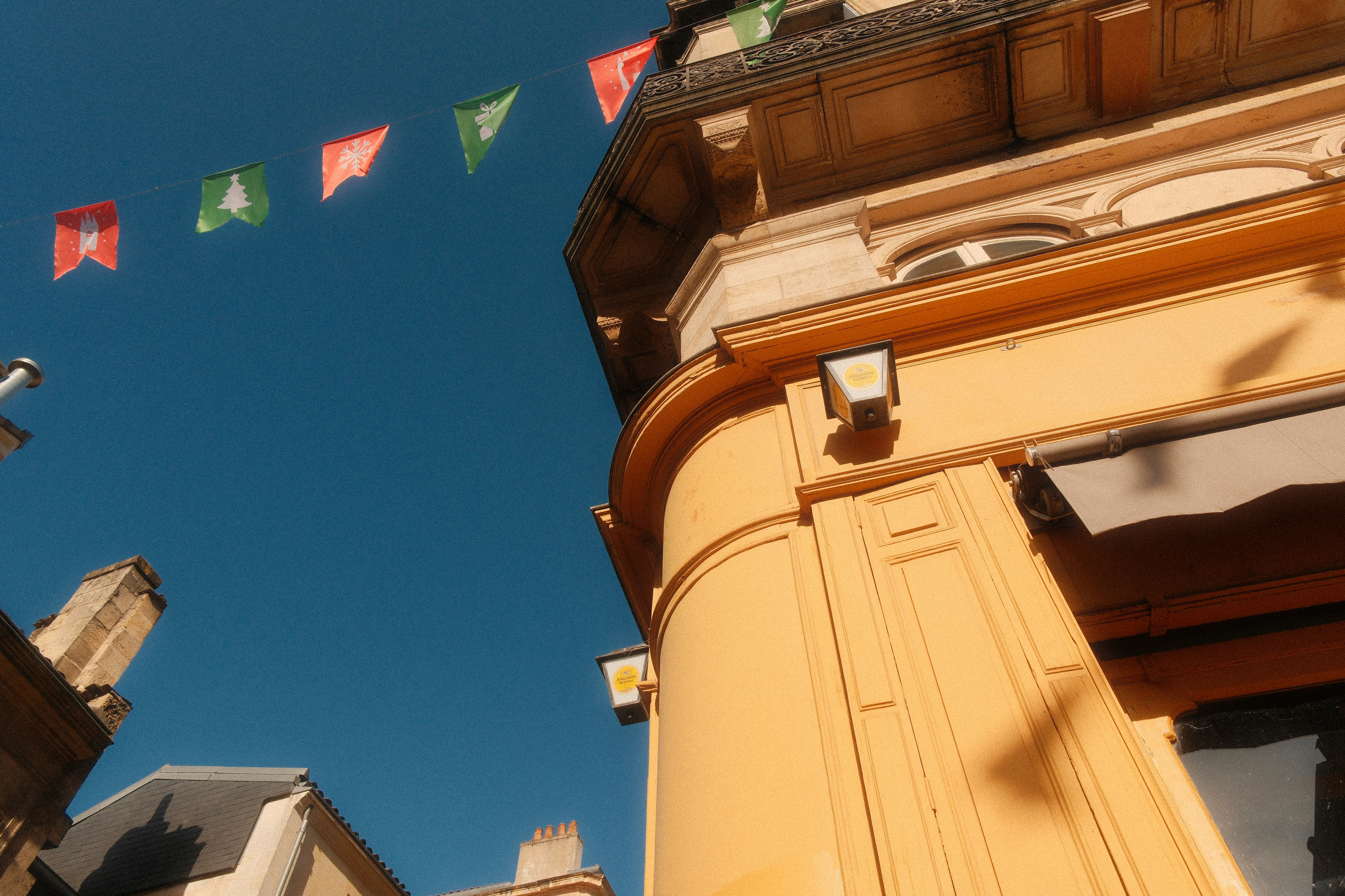 Warm Cornerstone: A Stateless Facade under Flags