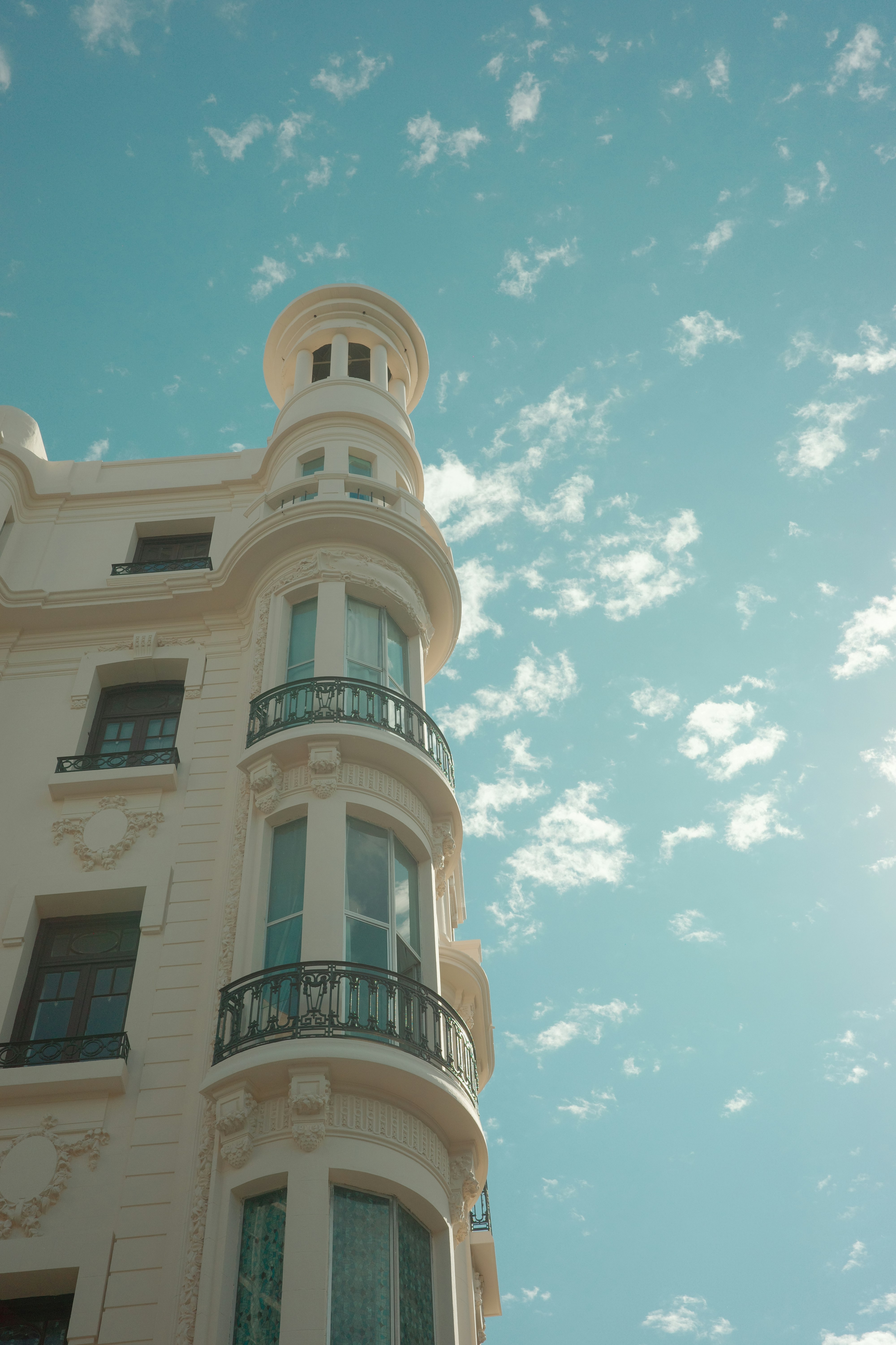 Curved-Corner Facade Reaching Toward a Clear Sky