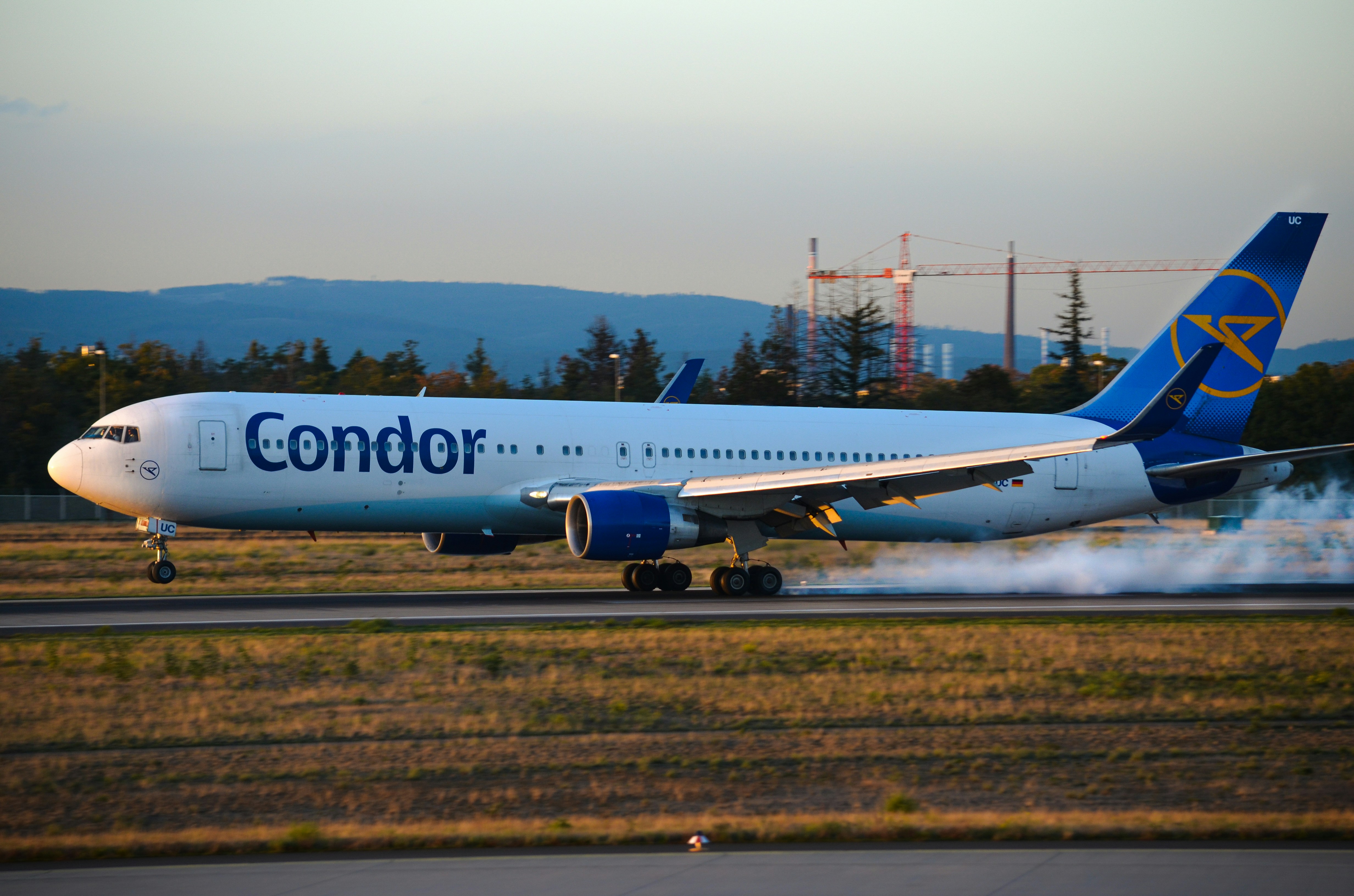 Condorjet: taxiing power and plume on a dusky runway
