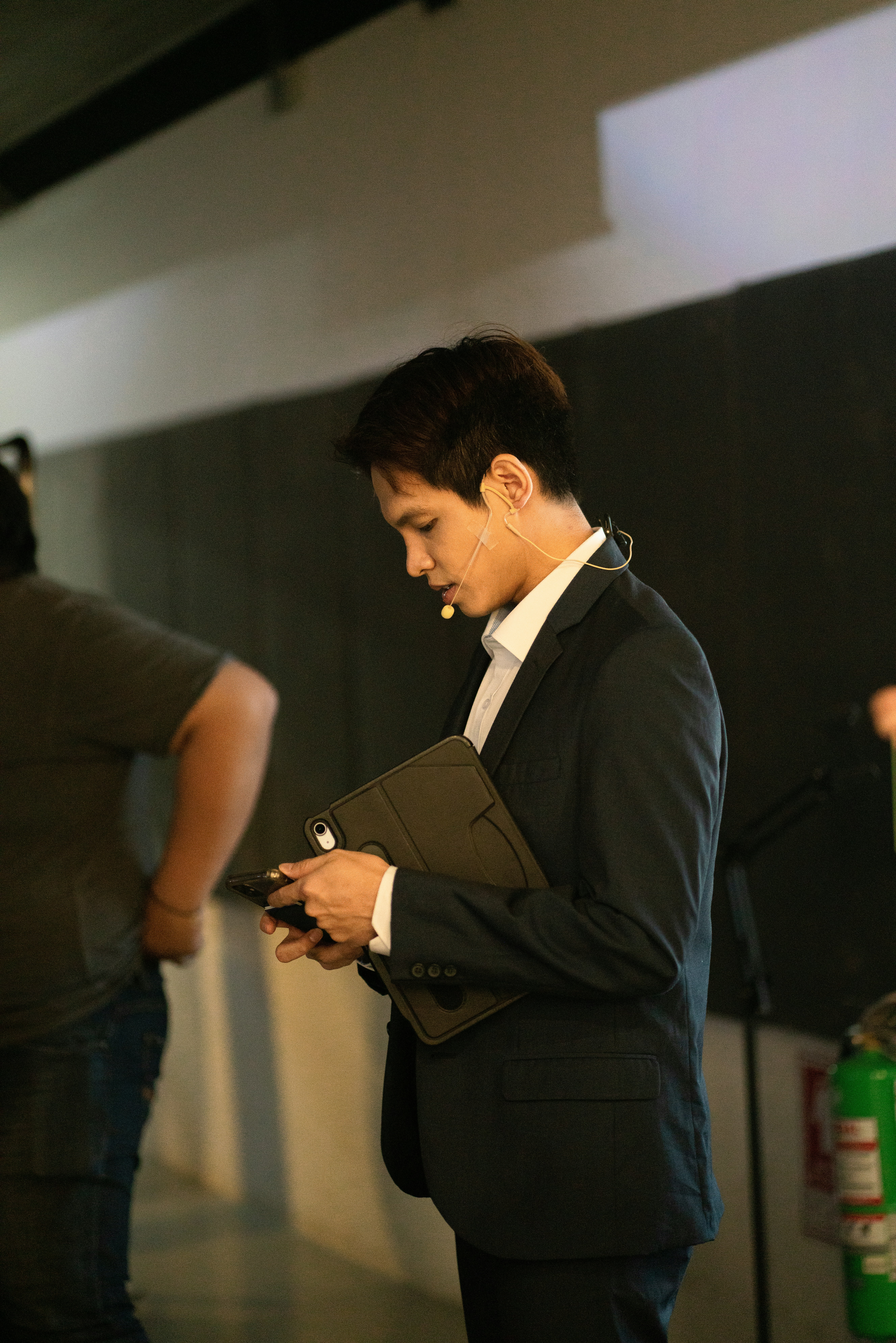 Silent Presenter in a Modern Hall