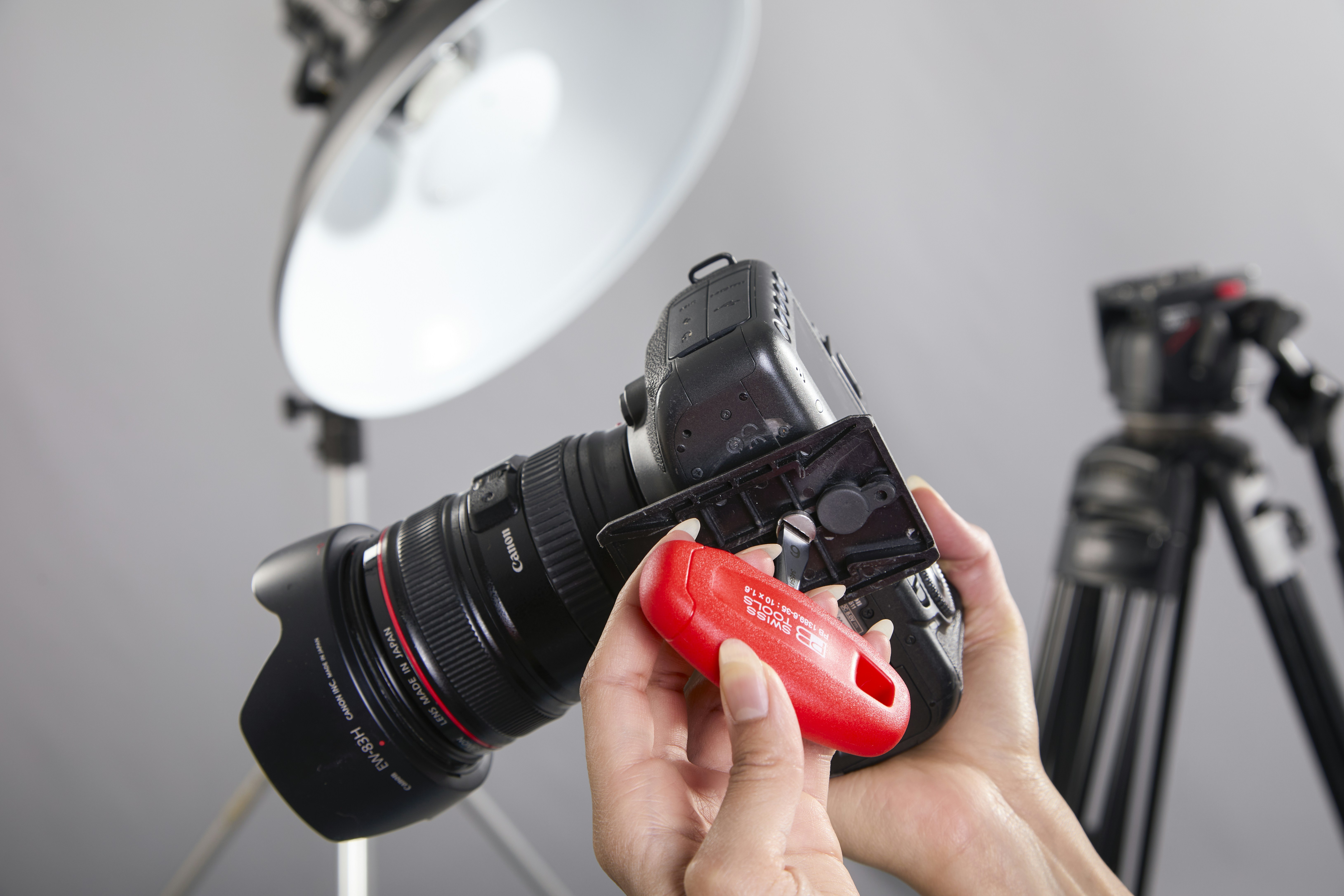 Hands-On Repair: A Canon DSLR Touches a Micro Repair Trick