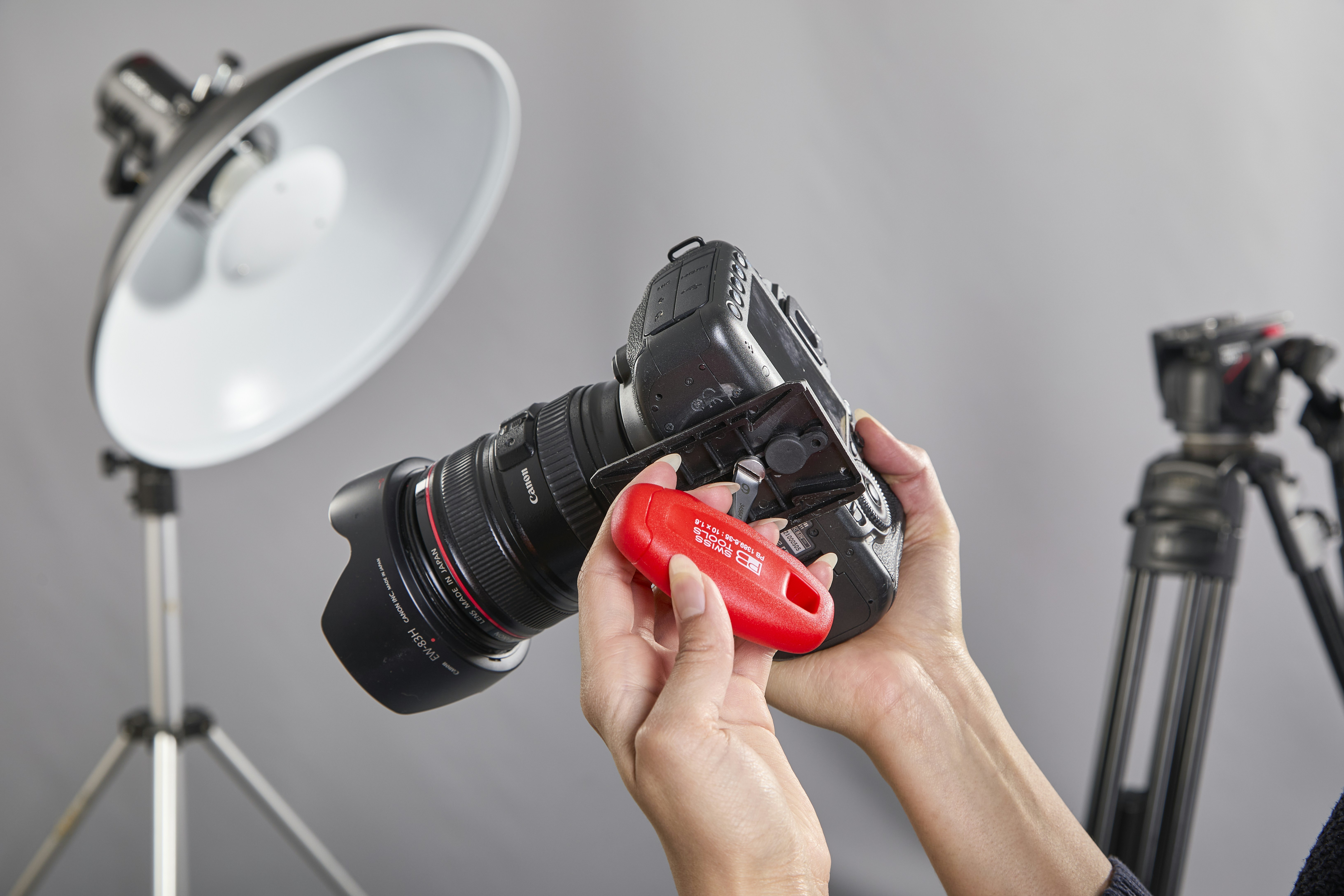Hands-On: Attaching a Red Battery Grip to a DSLR in a Studio Setup