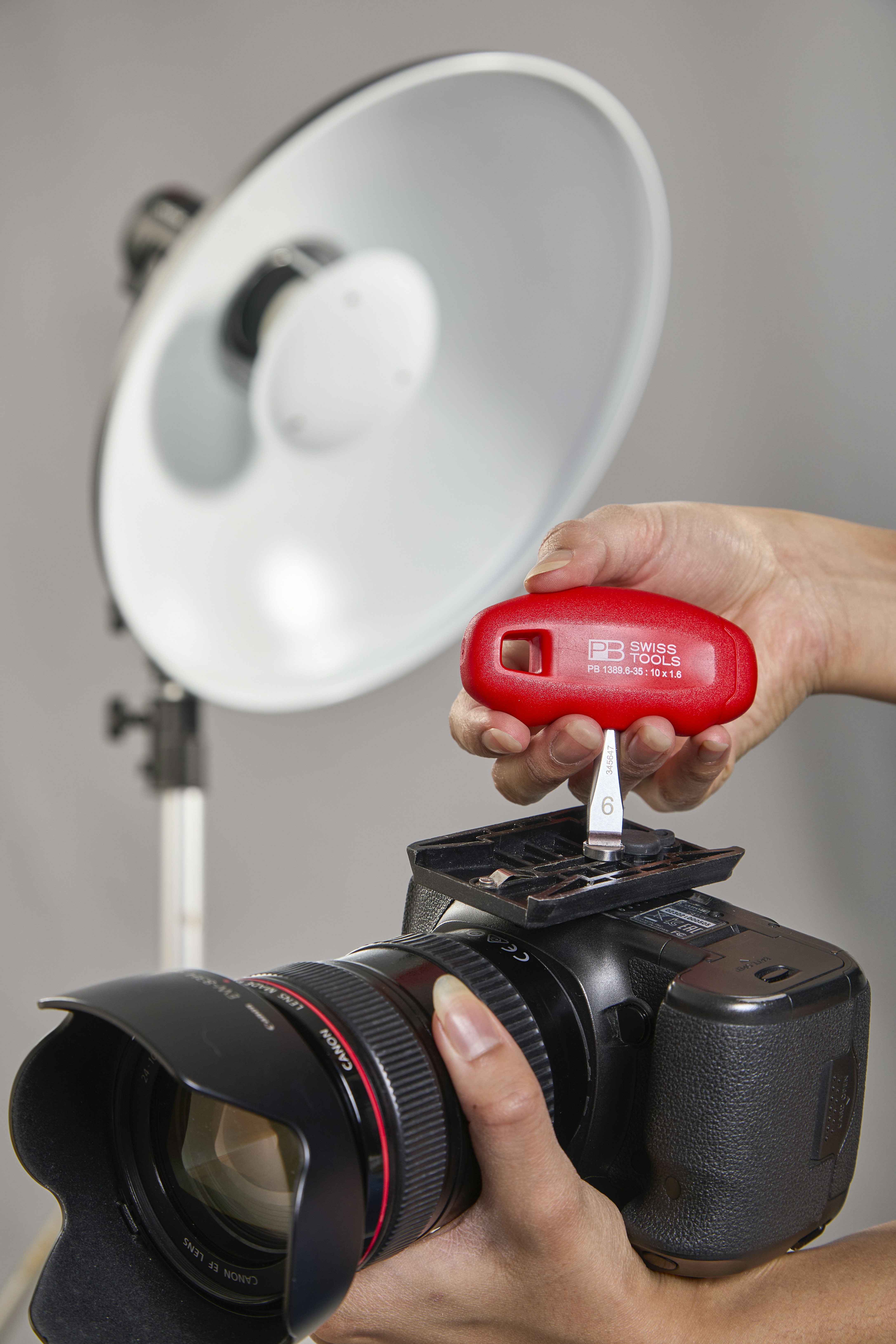 Red Grip, Black Rig: A Close-Up on a Filmmaker’s Quick Clamp Moment