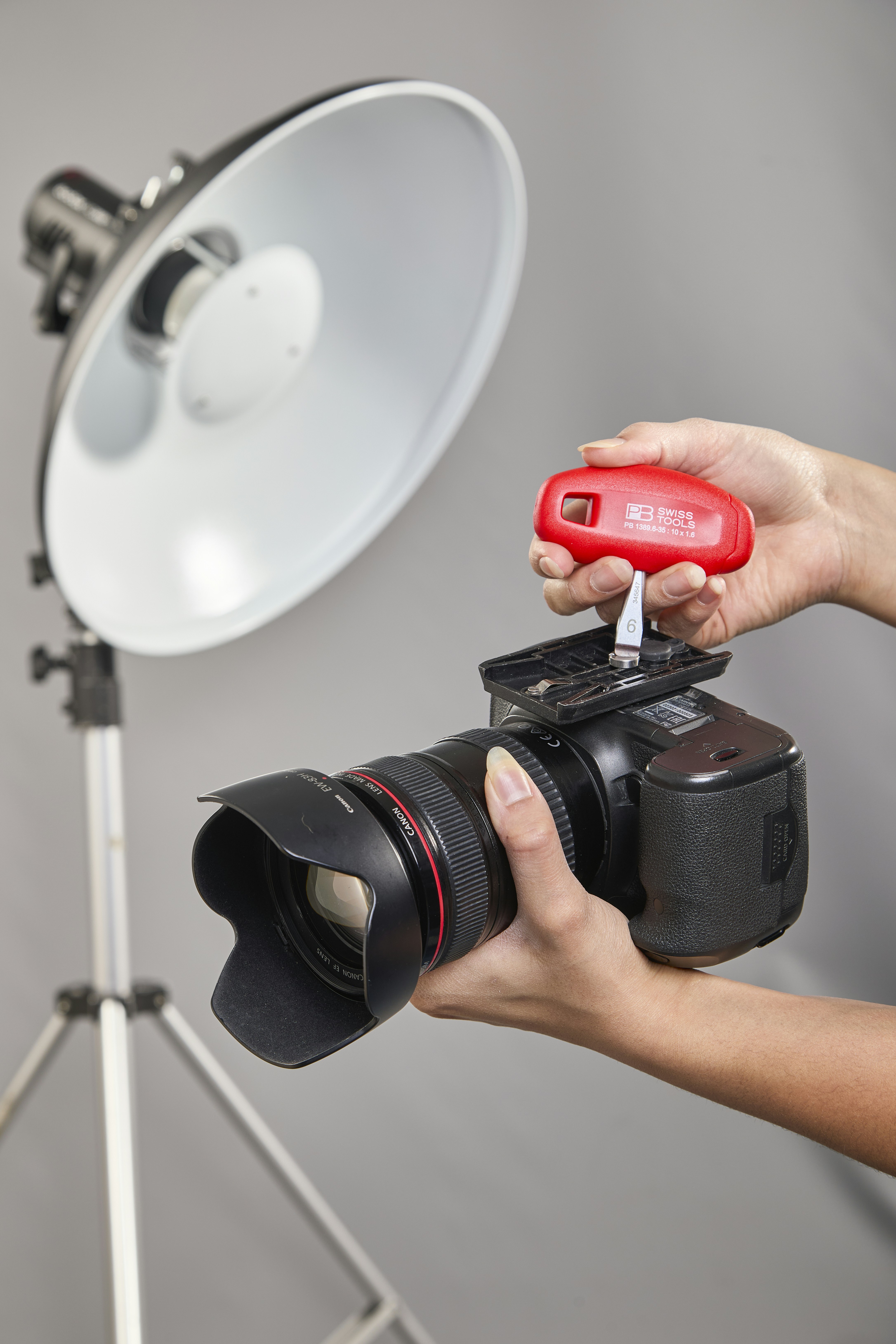 Studio Spotlight: A Handheld Macro on the Red Battery Grip