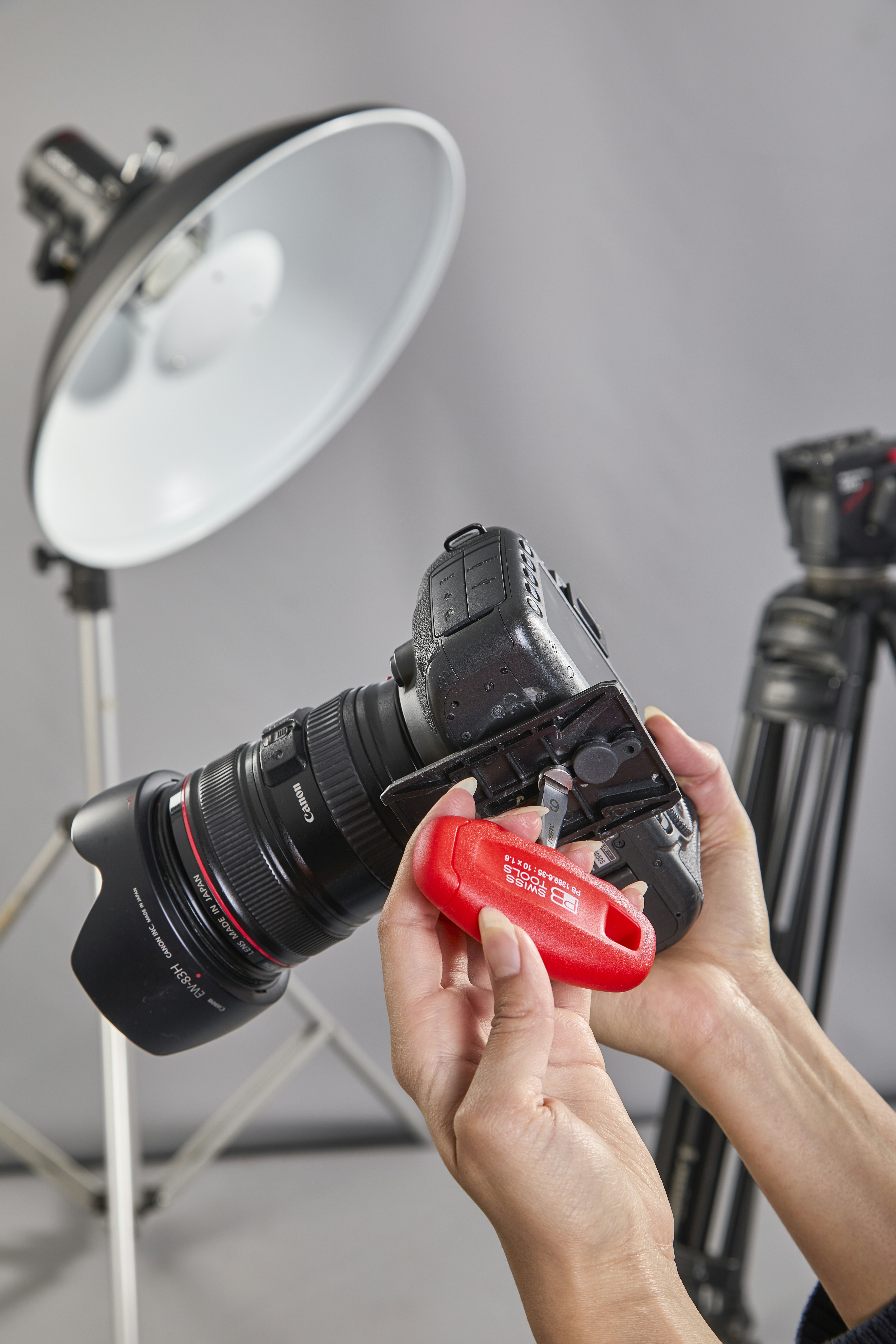 Hands-on Portrait of a Camera Grip: Red Quick-Release in the Spotlight