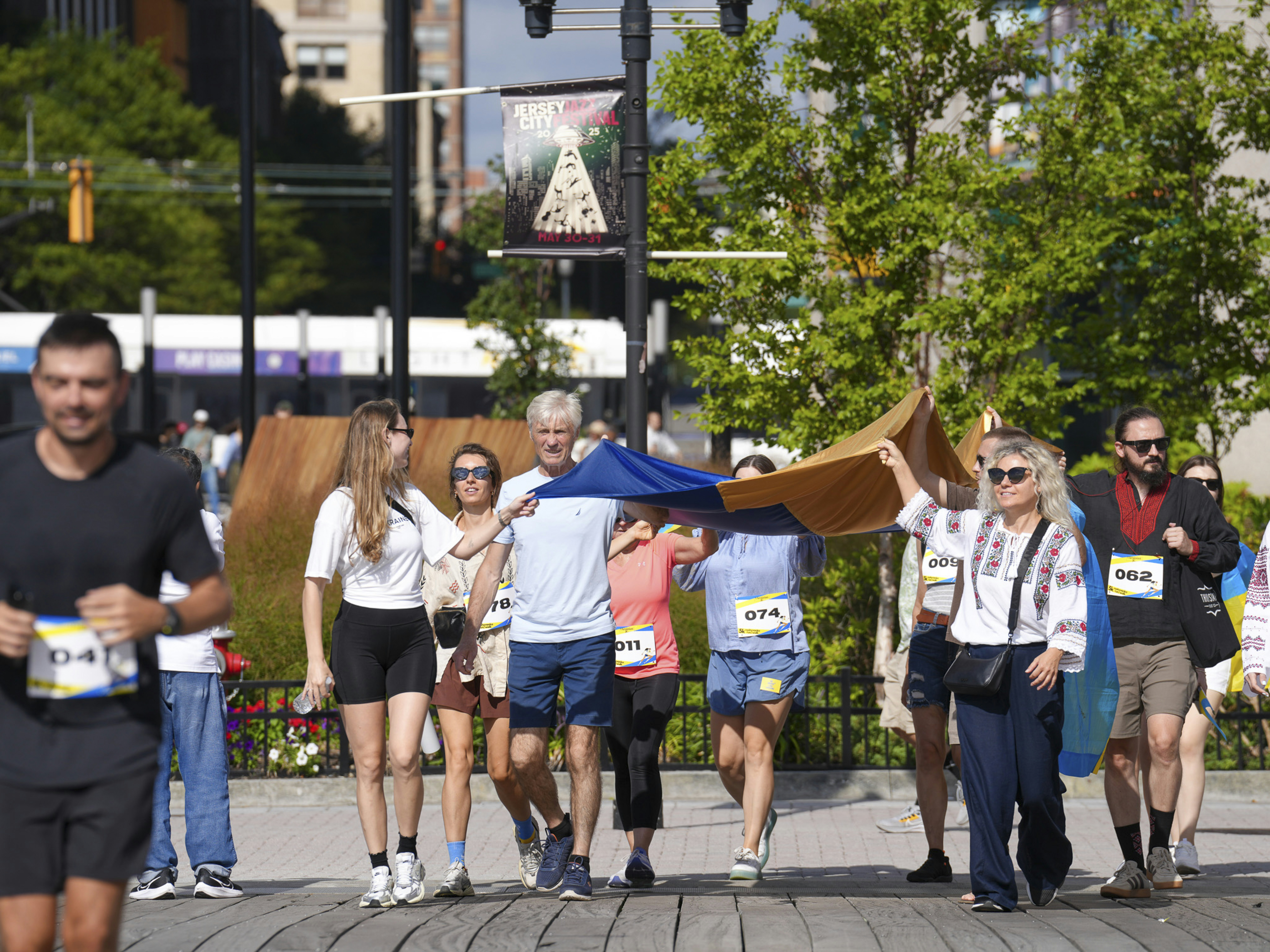 Street Relay: Crowd of Runners Reaches the Start Line Under a Colorful Canopy