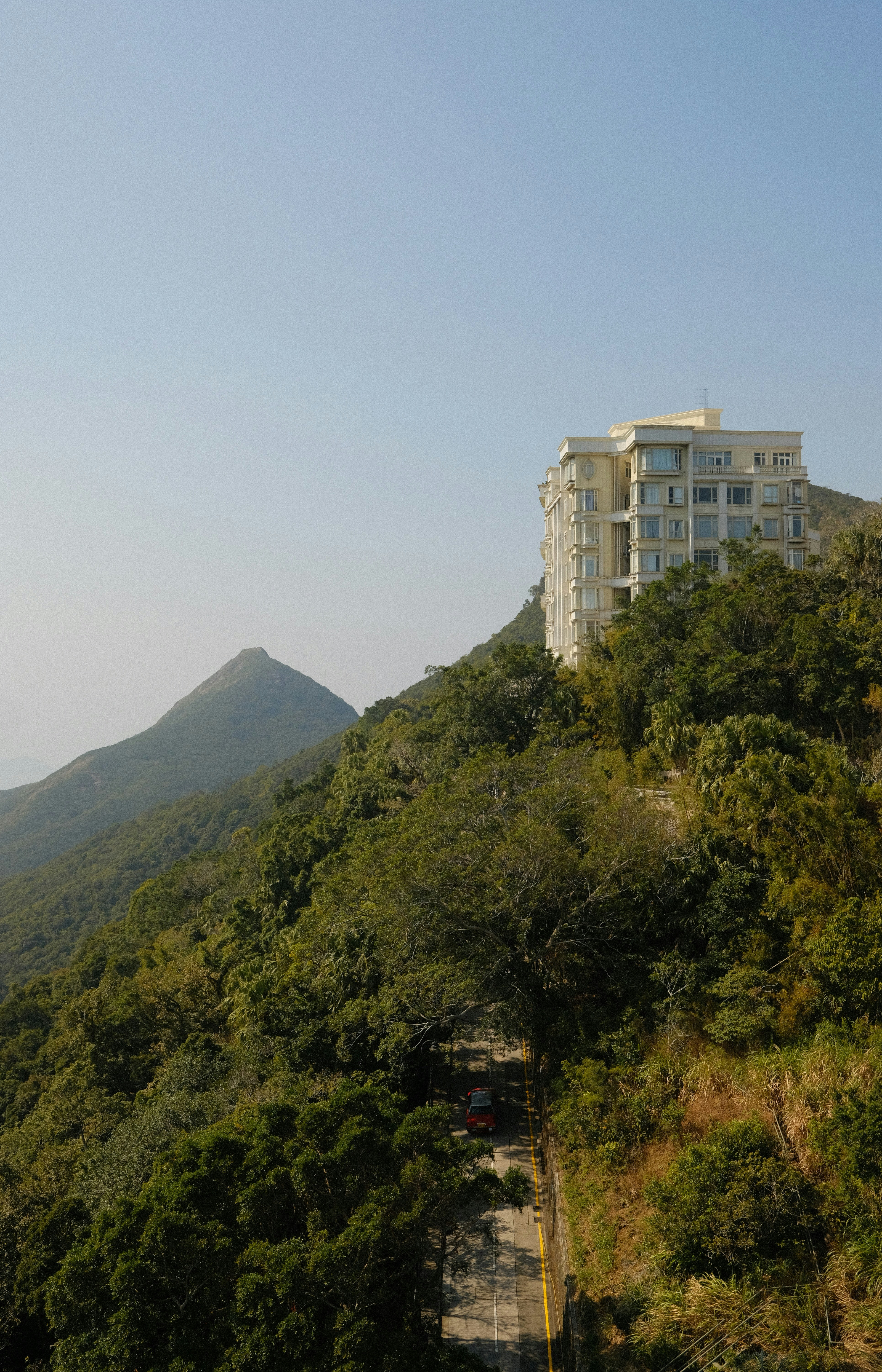 Hilltop Haven: A Luxe Retreat Nestled Above the Trees