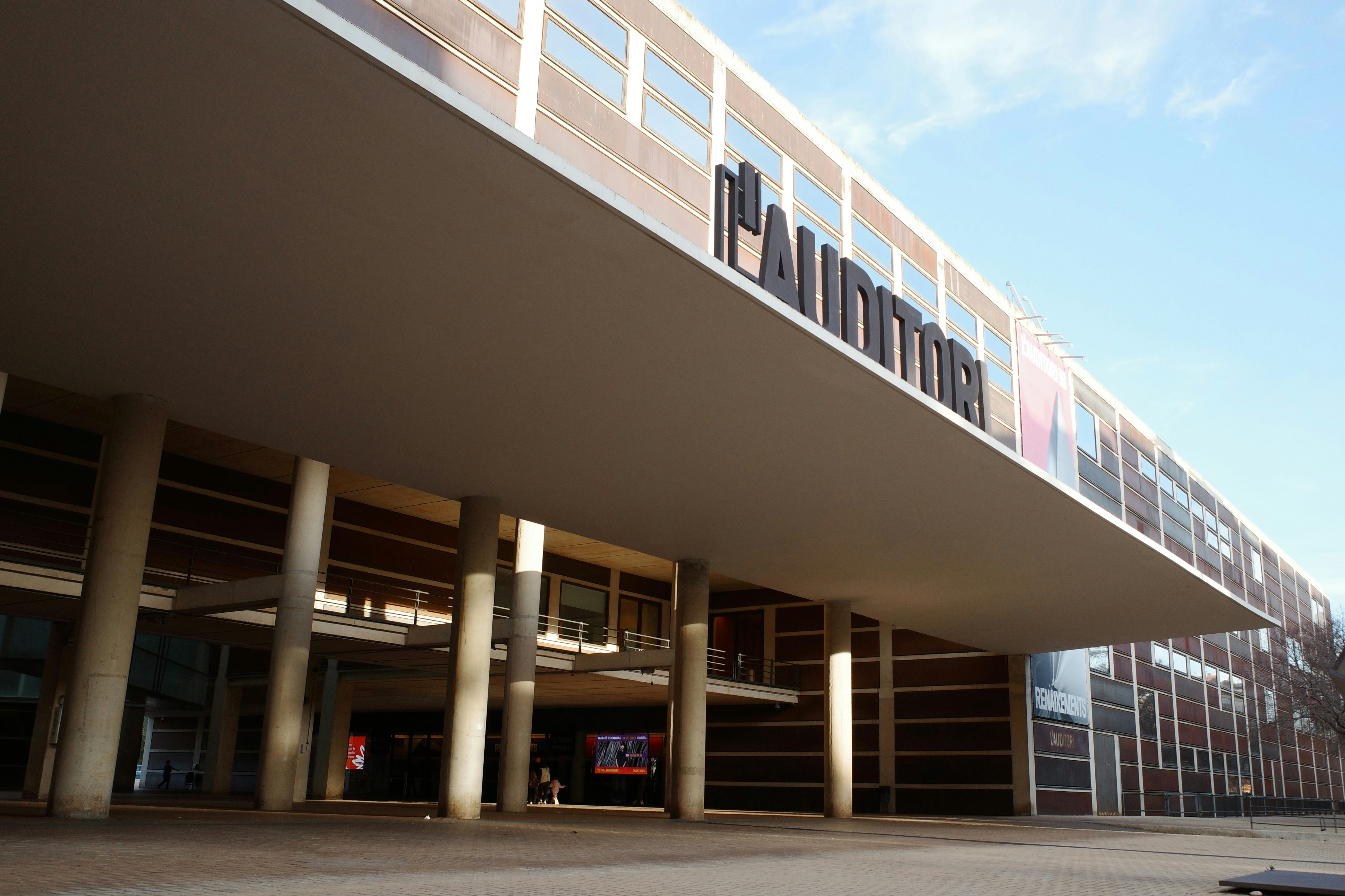 Modern building with columns and large overhang photo – Free Modern ...