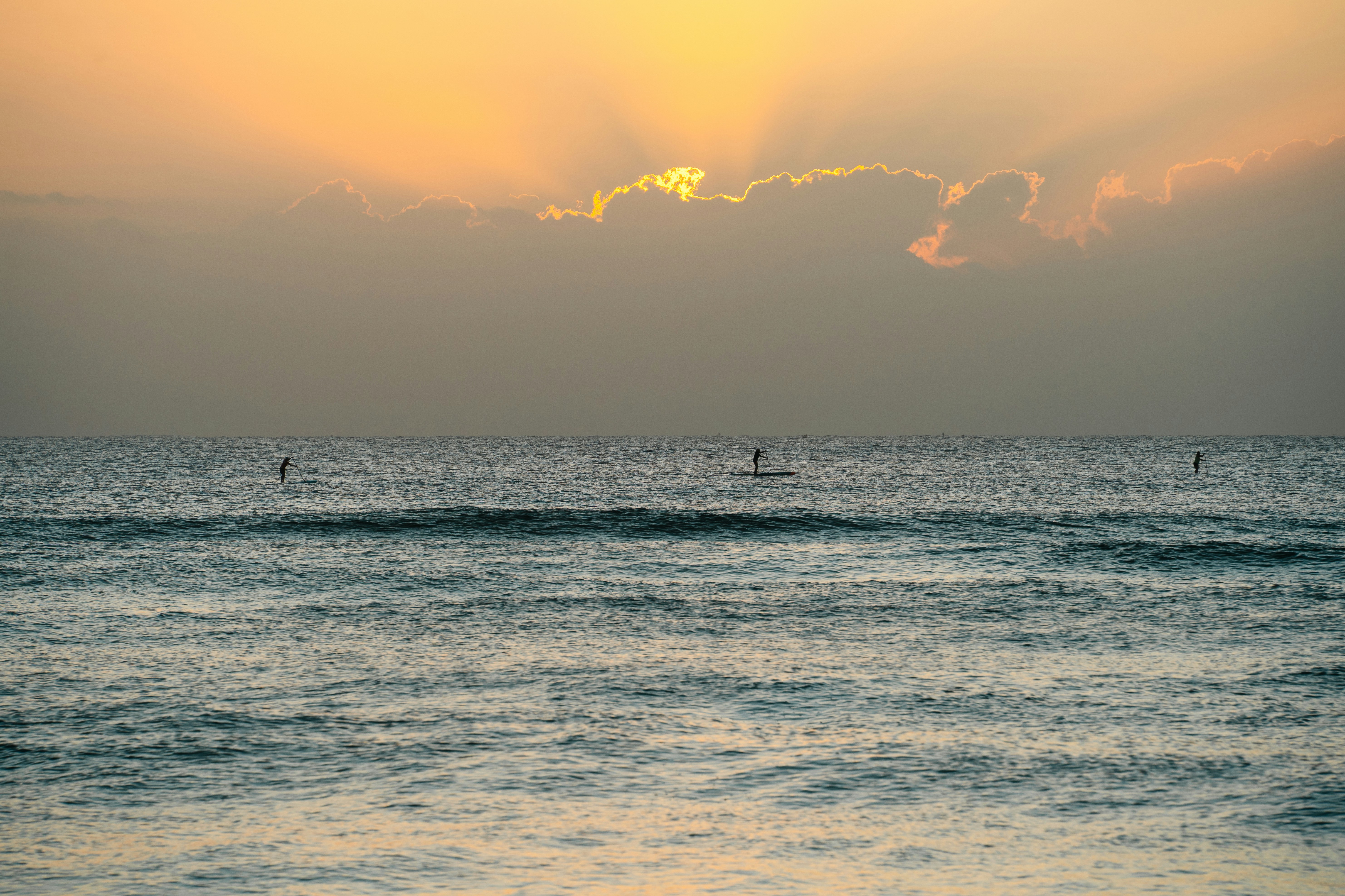 Dawn’s Quiet Horizon Over Gentle Seas