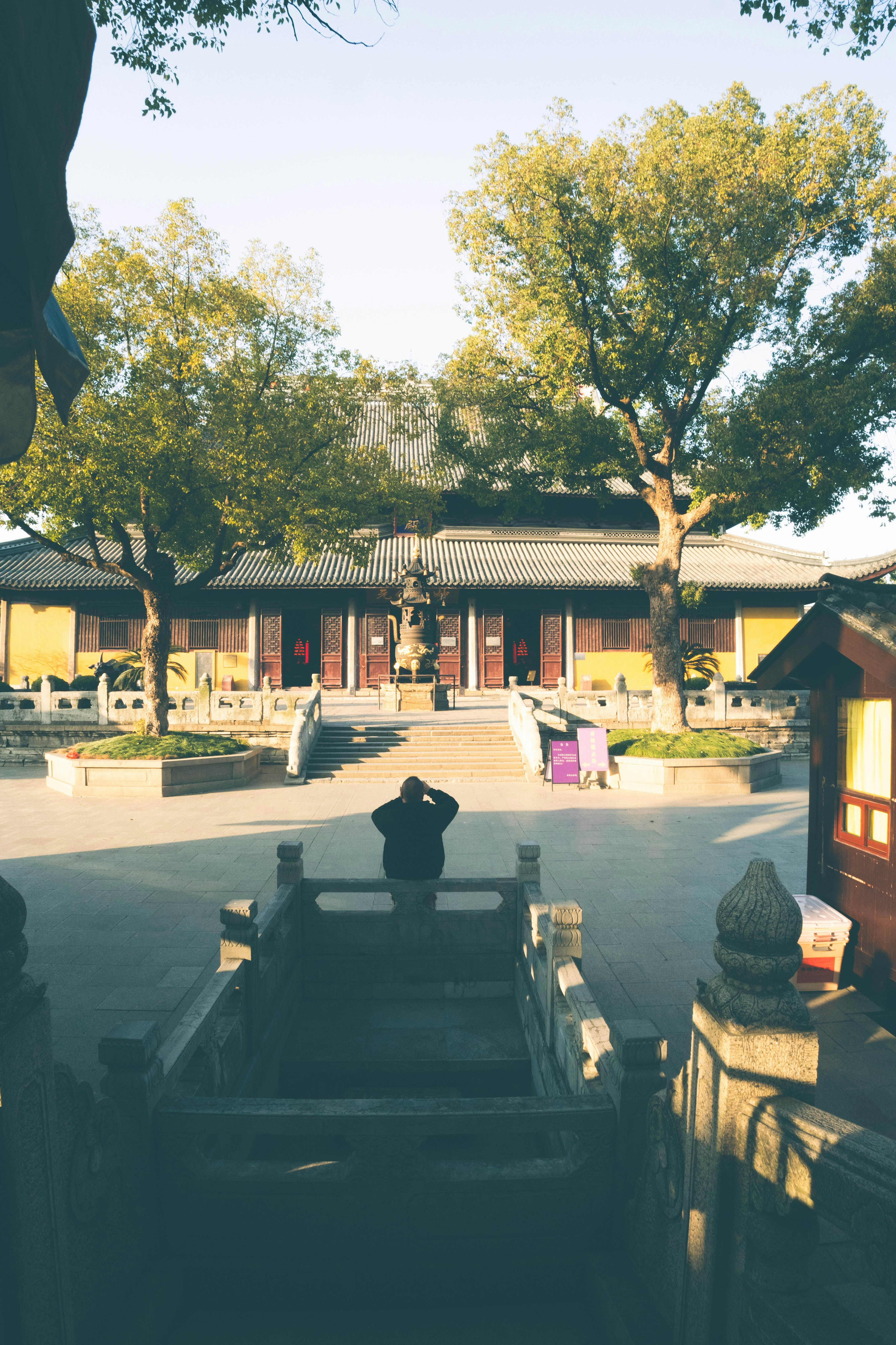 Quiet Courtyard at Dusk: A Traveler’s Pause Before the Temple Gate