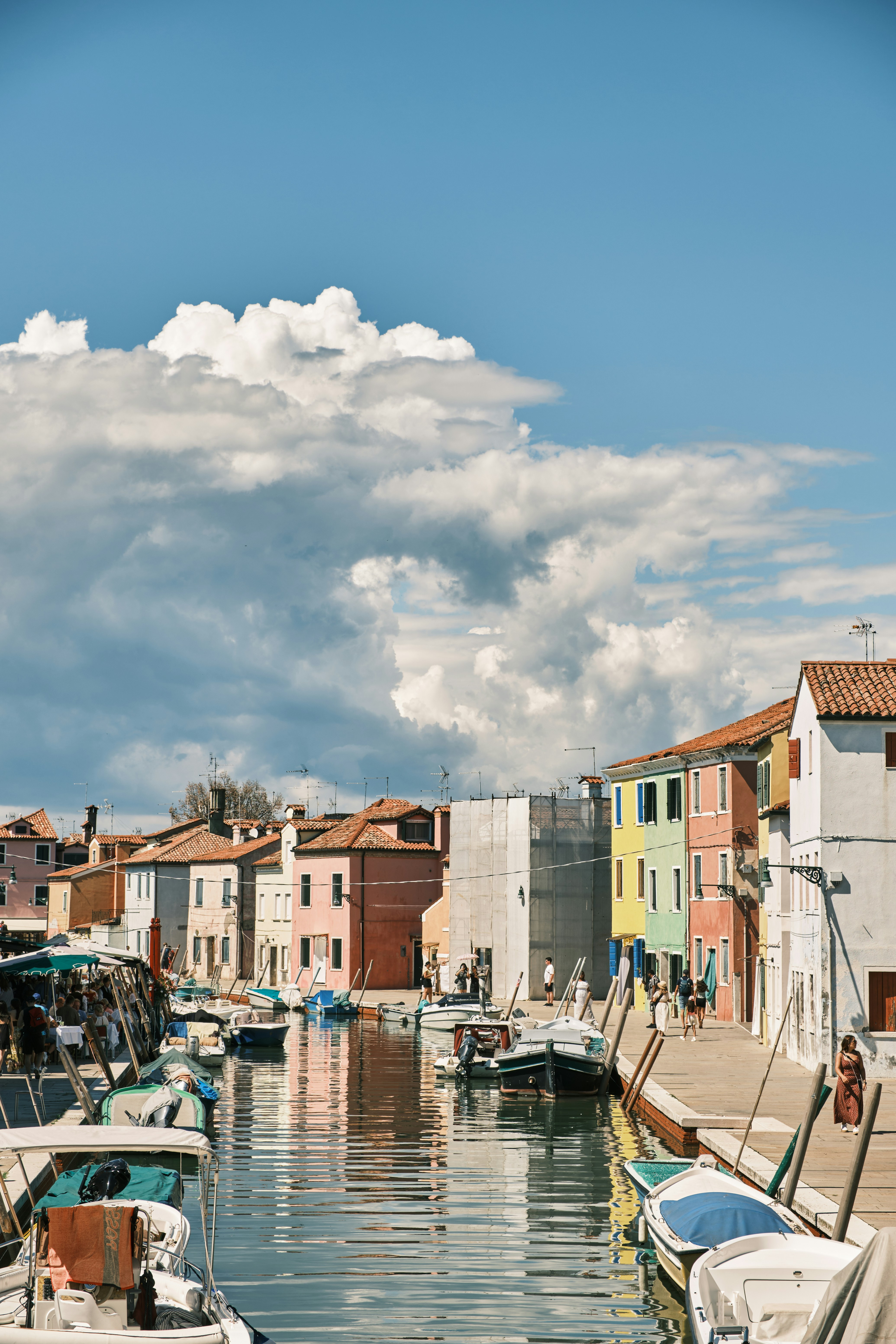 Pastel Canalfront: Boats and Townhouses Reflecting in a Pedestrian‑lined Sponda Channel