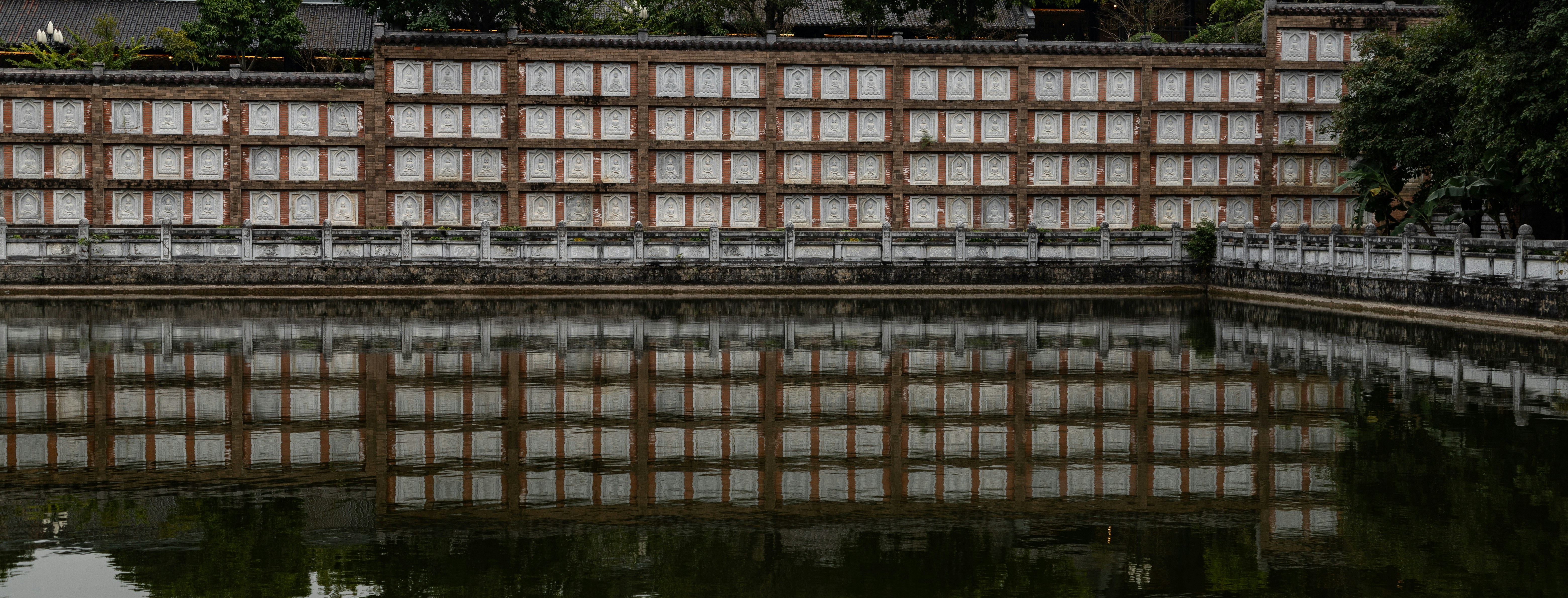 Echoes on the Canal: A Reflected Facade Along the Waterline