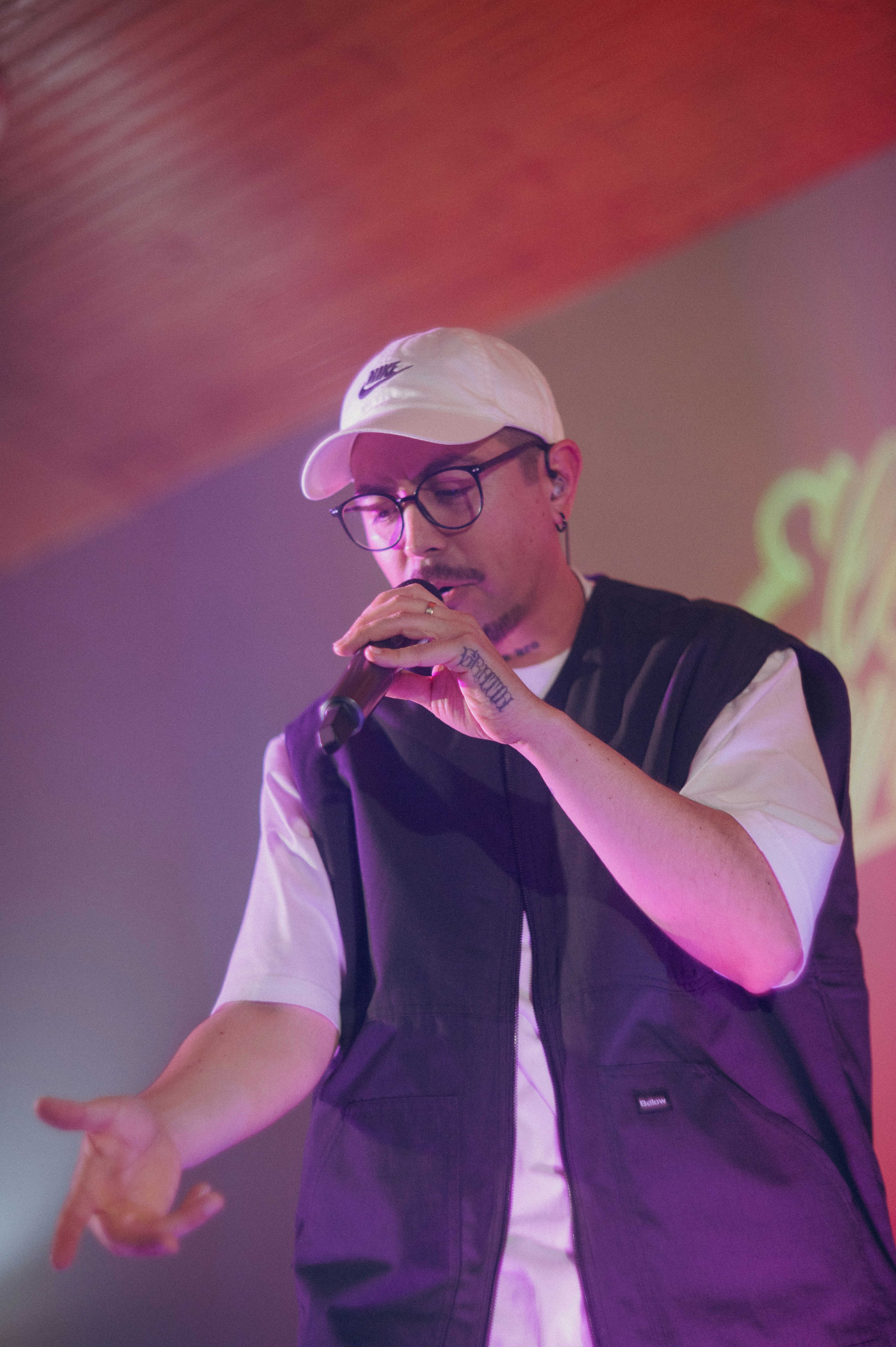 Midway Rhythm: A Vocalist in Soft Stage Glow